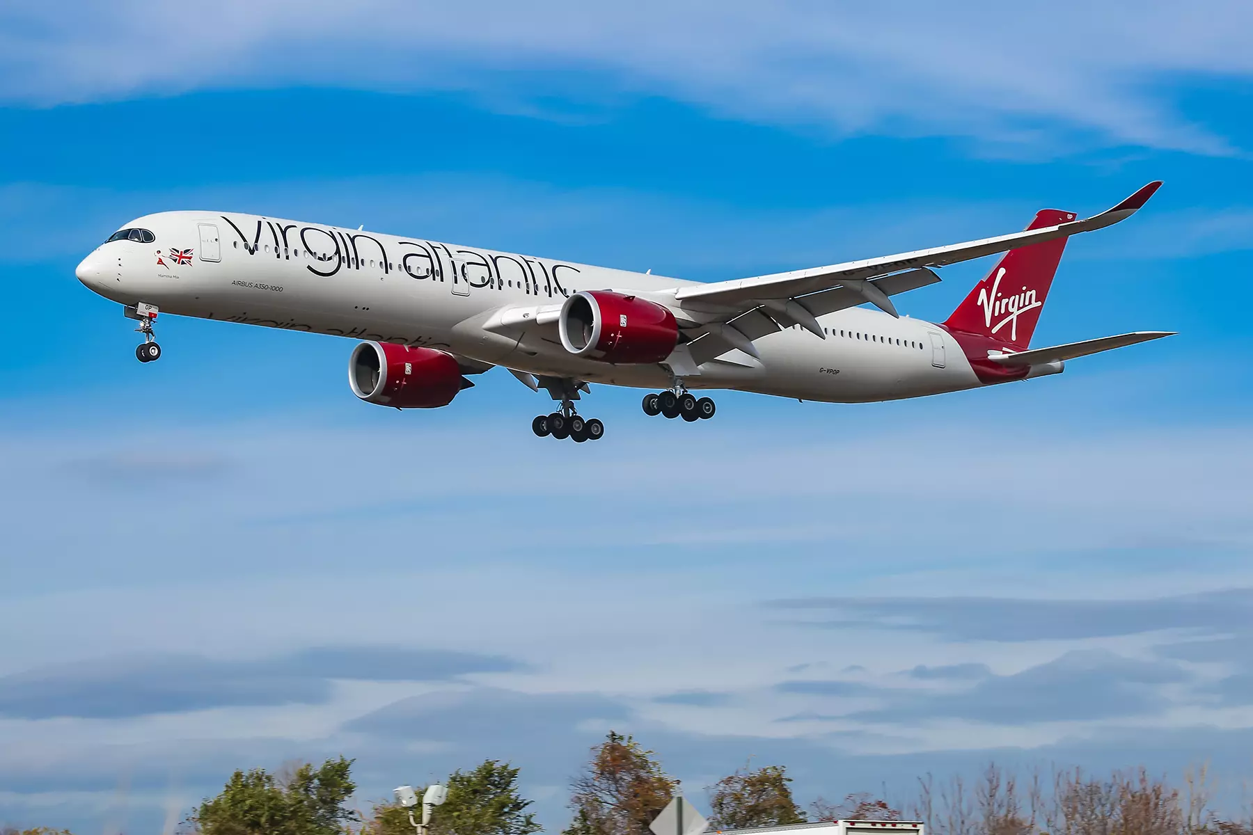 JFK에 도착 및 착륙하는 최종 접근에서 본 Virgin Atlantic Airways Airbus A350-1000 항공기