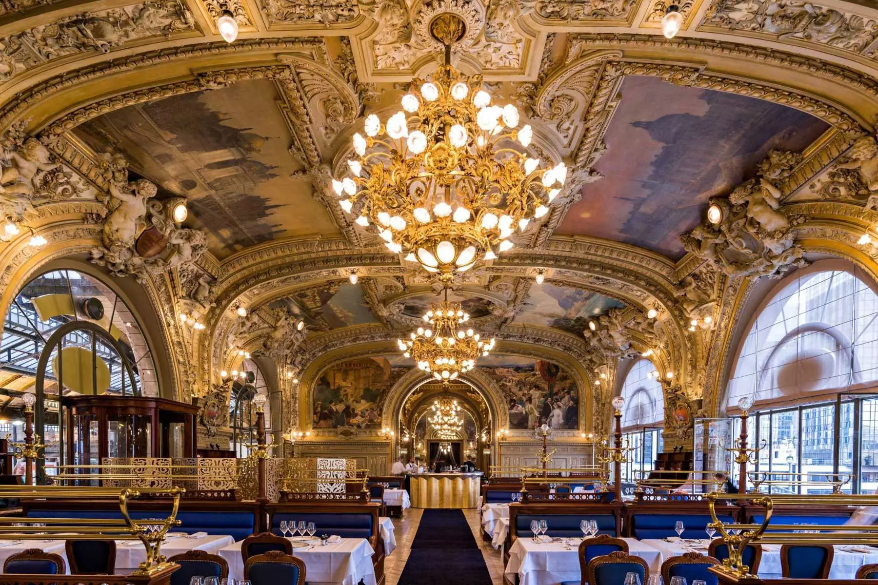 Innenansicht der kunstvollen Deckengemälde und goldenen Wände des Speisesaals im Le Train Bleu