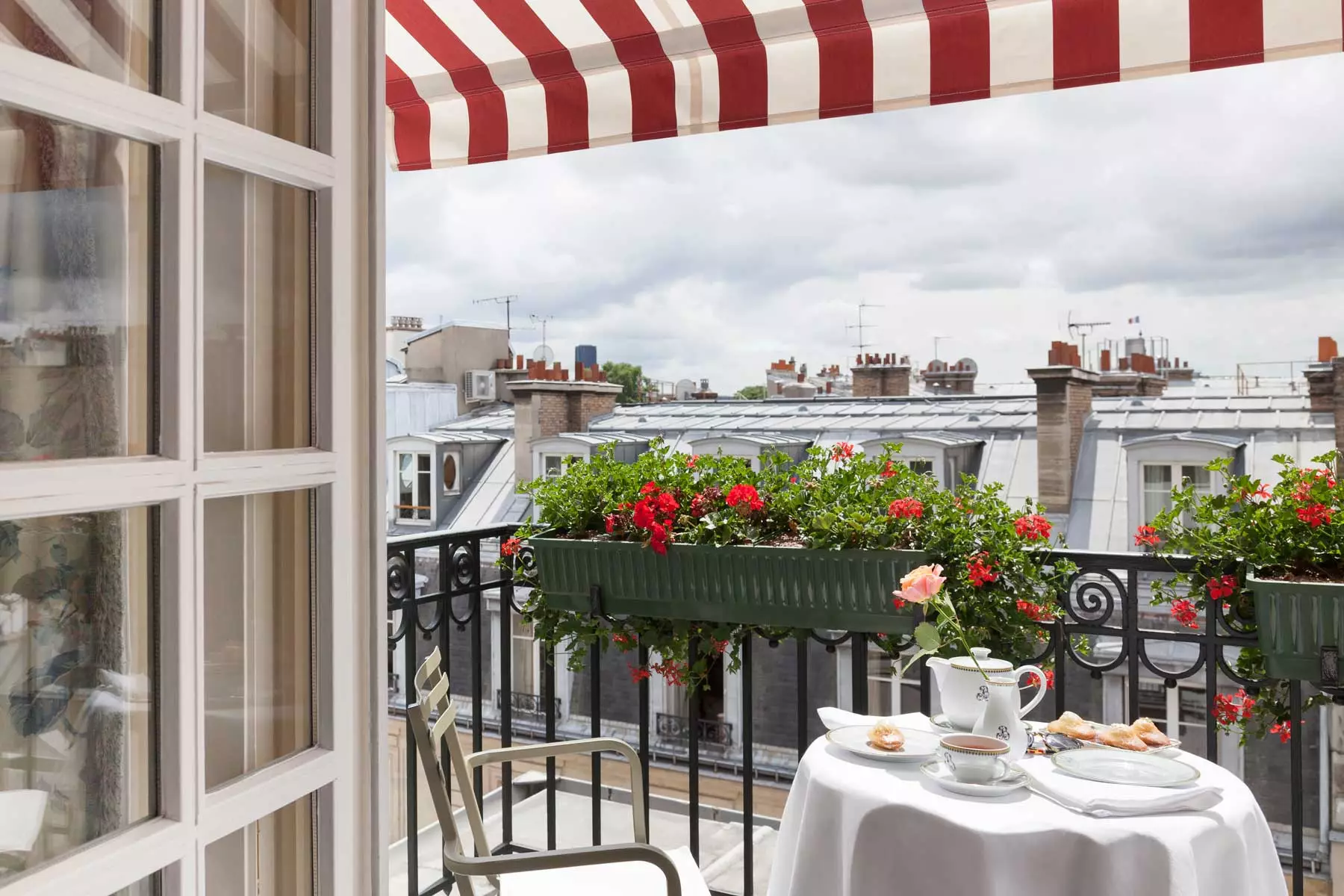 Terras as in gast keamer op Le Bristol Paris hotel