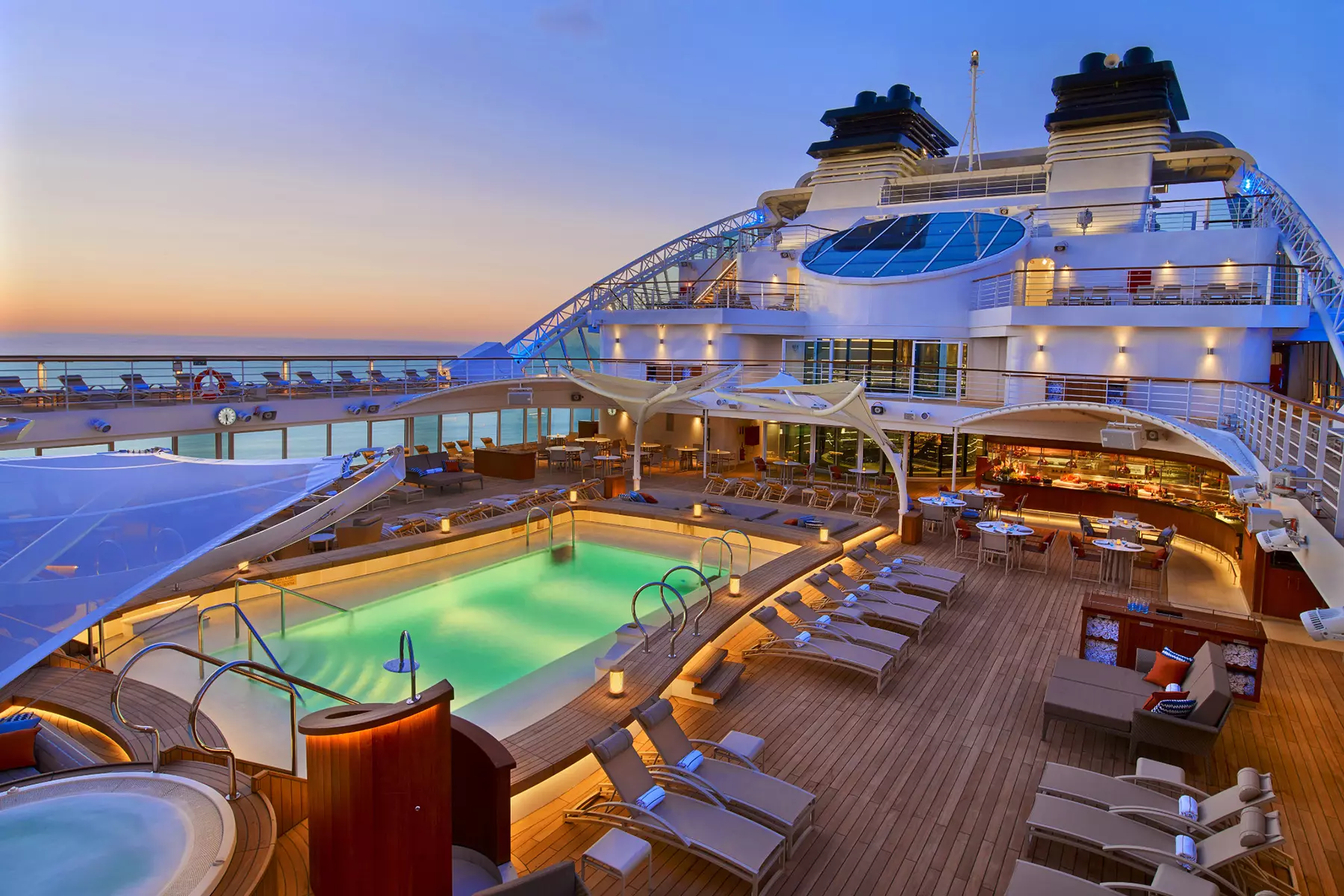 Terrasse de la piscine la nuit sur le Seabourn Encore