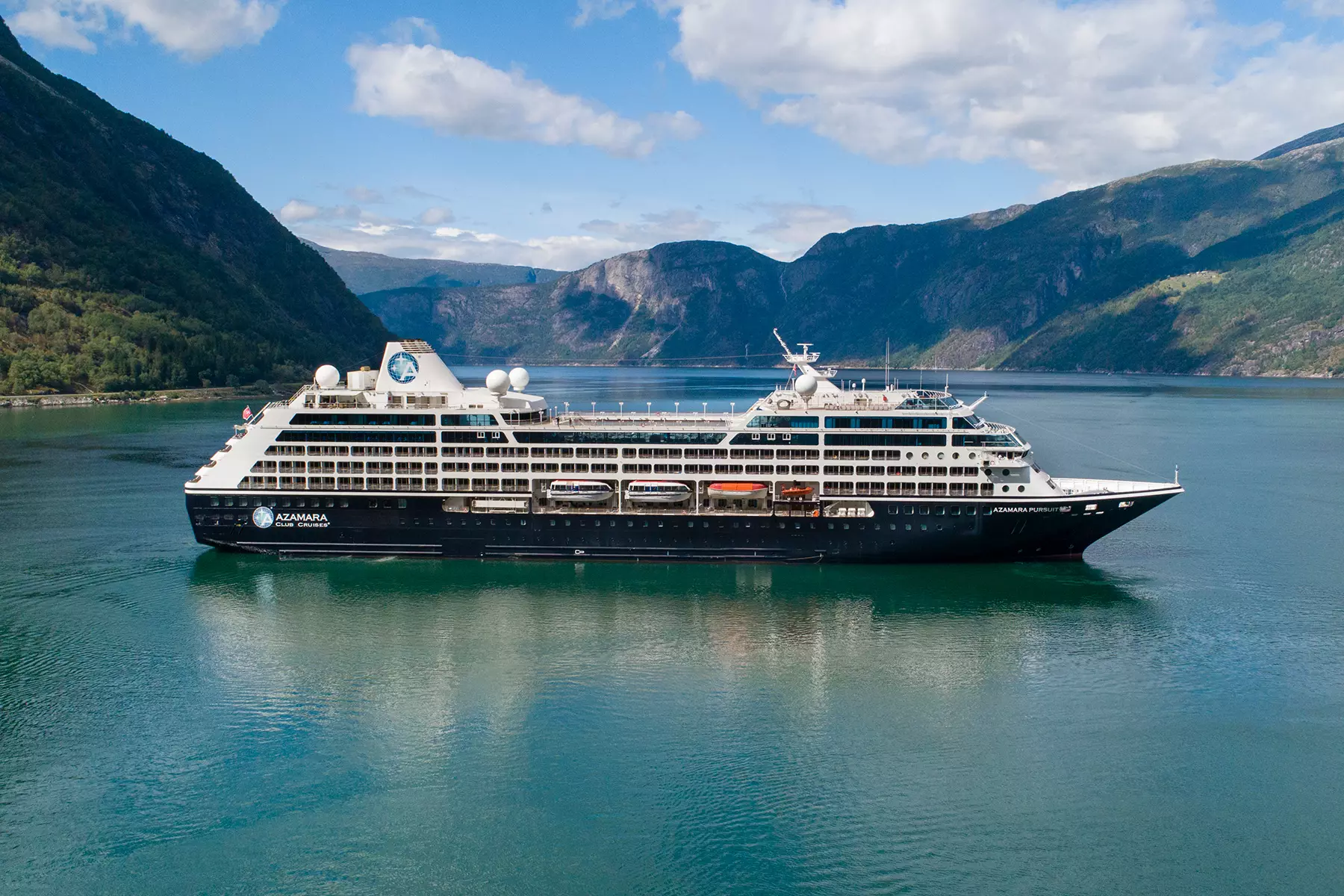 Pursuit Exterior von Azamara in Norwegen