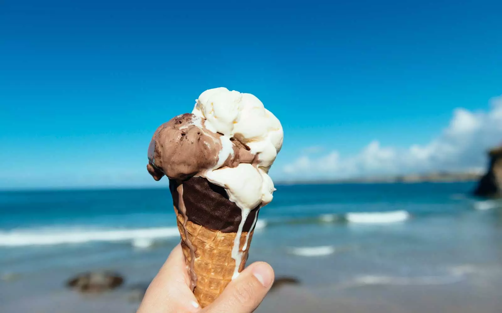 IJs eten op het strand in de zomer