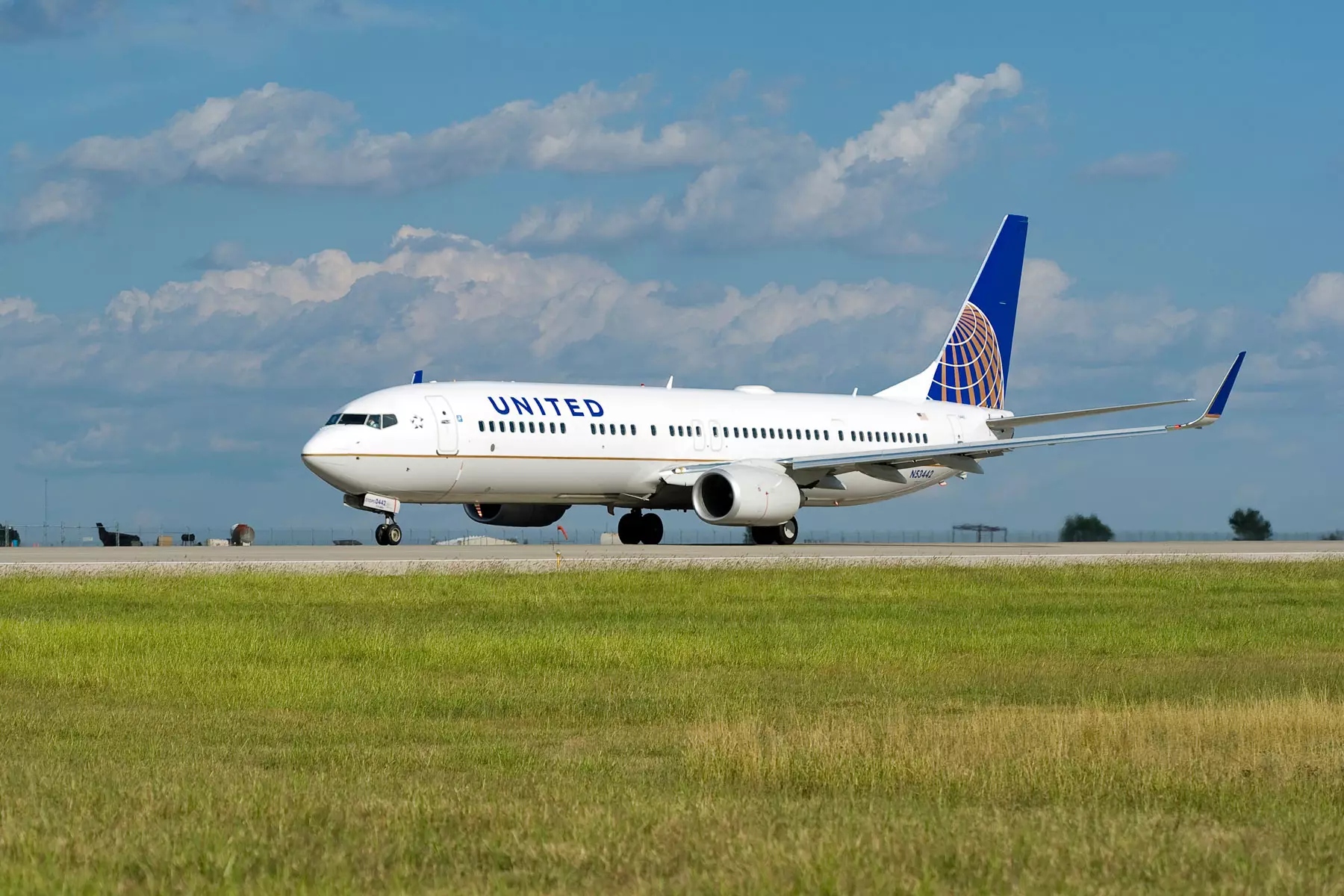 Знешні выгляд самалёта United Airlines на ўзлётна-пасадачнай паласе