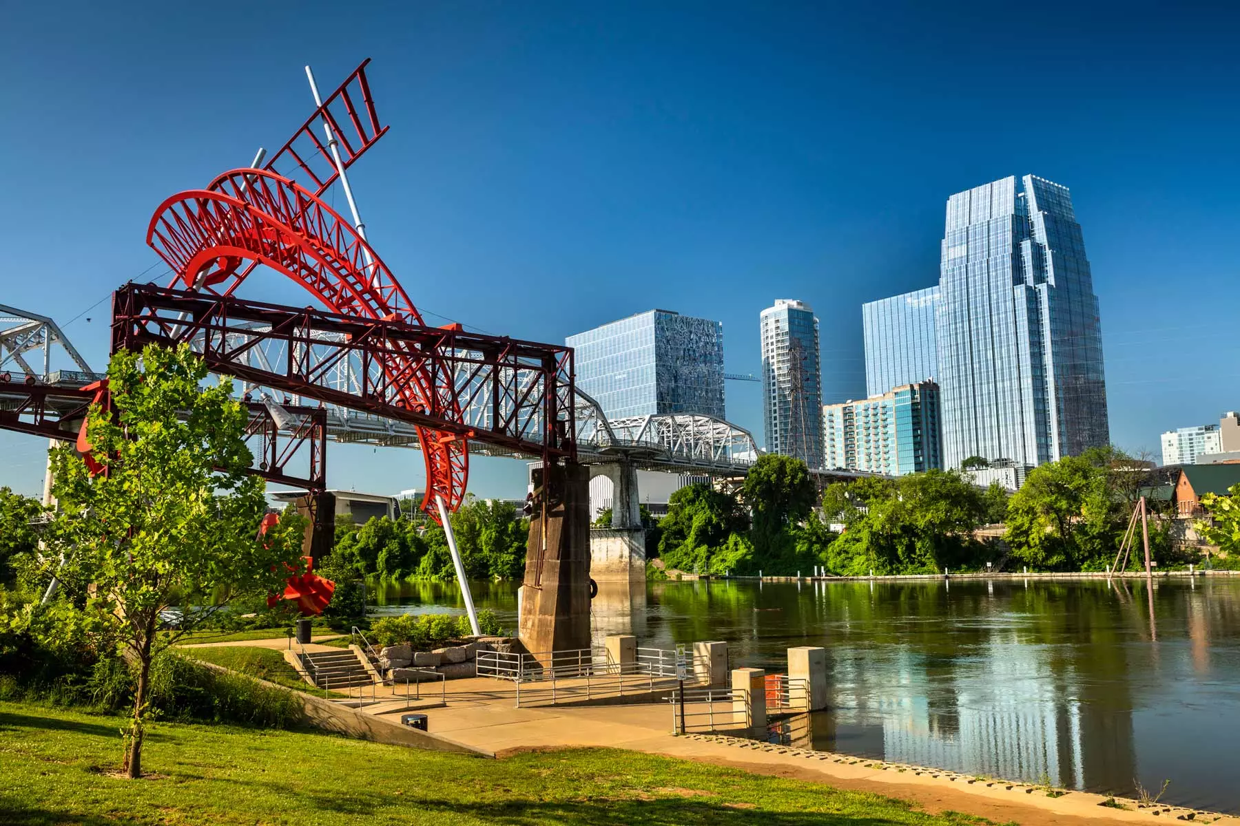 Cidade de Nashville e a ponte de pedestres John Seigenthaler no rio Cumberland, no Tennessee