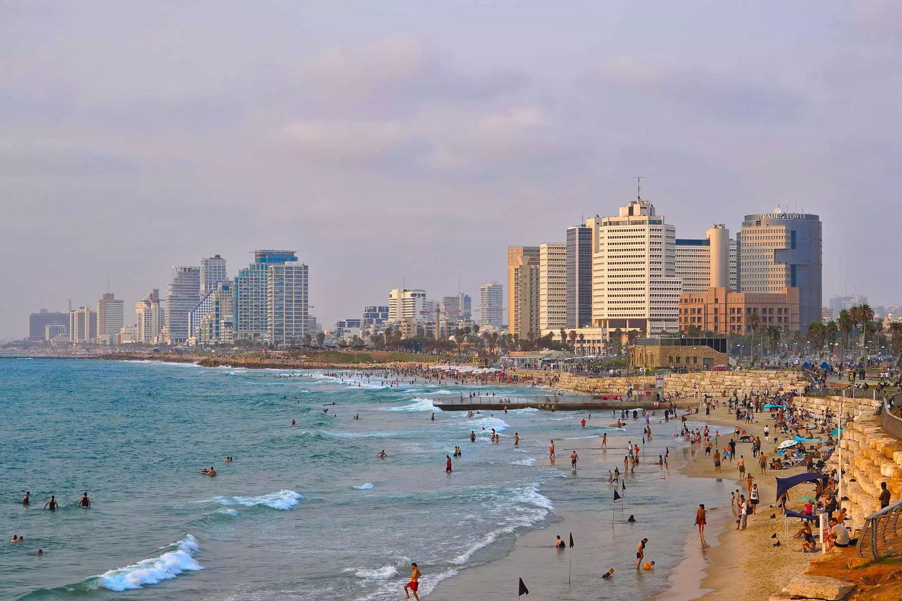 Vista do litoral de Tel Aviv durante o verão