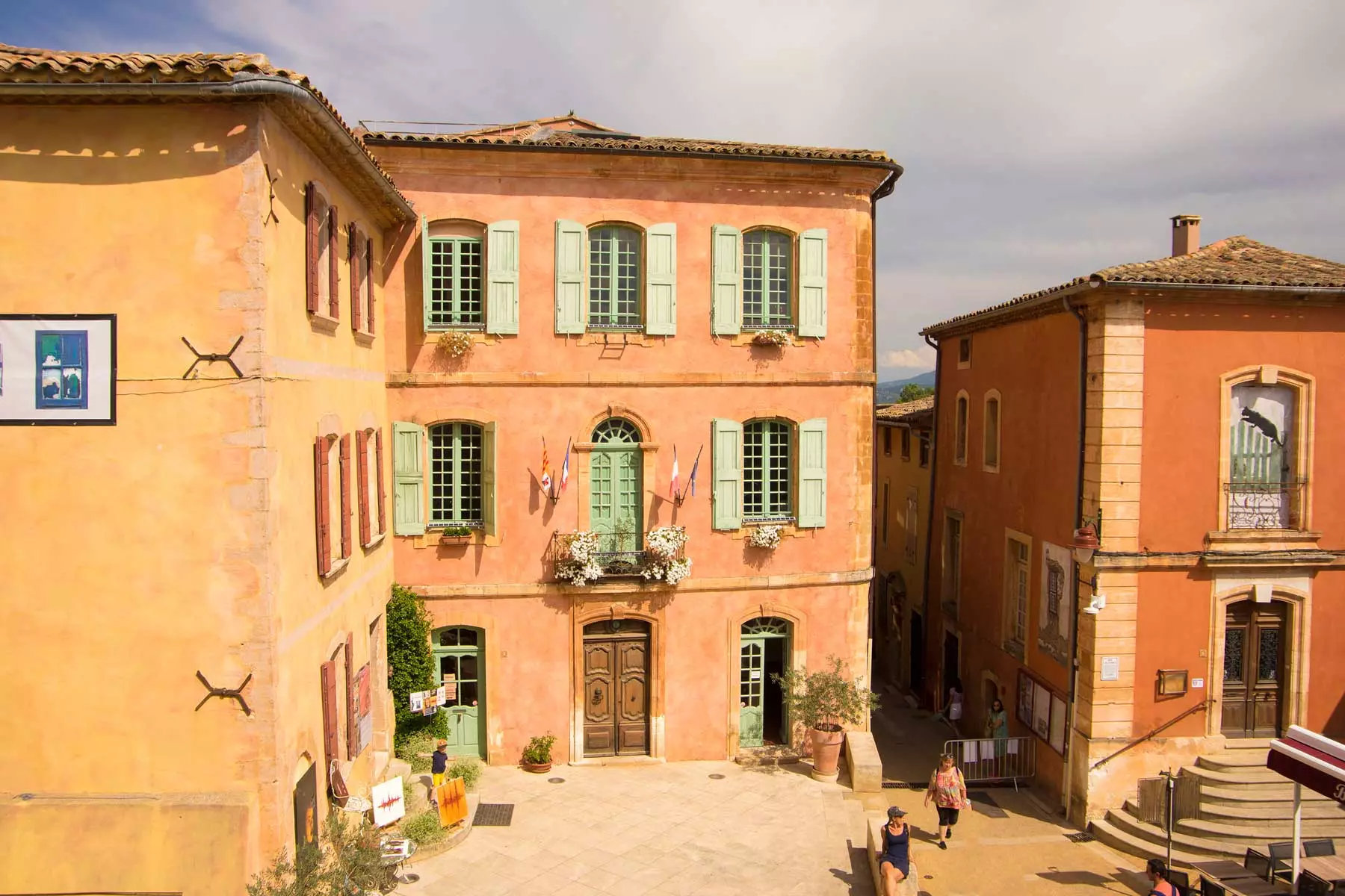 Aldeia de Roussillon, Luberon, Provence, sul da França. As cores das casas variam sutilmente do amarelo claro ao vermelho flamejante.