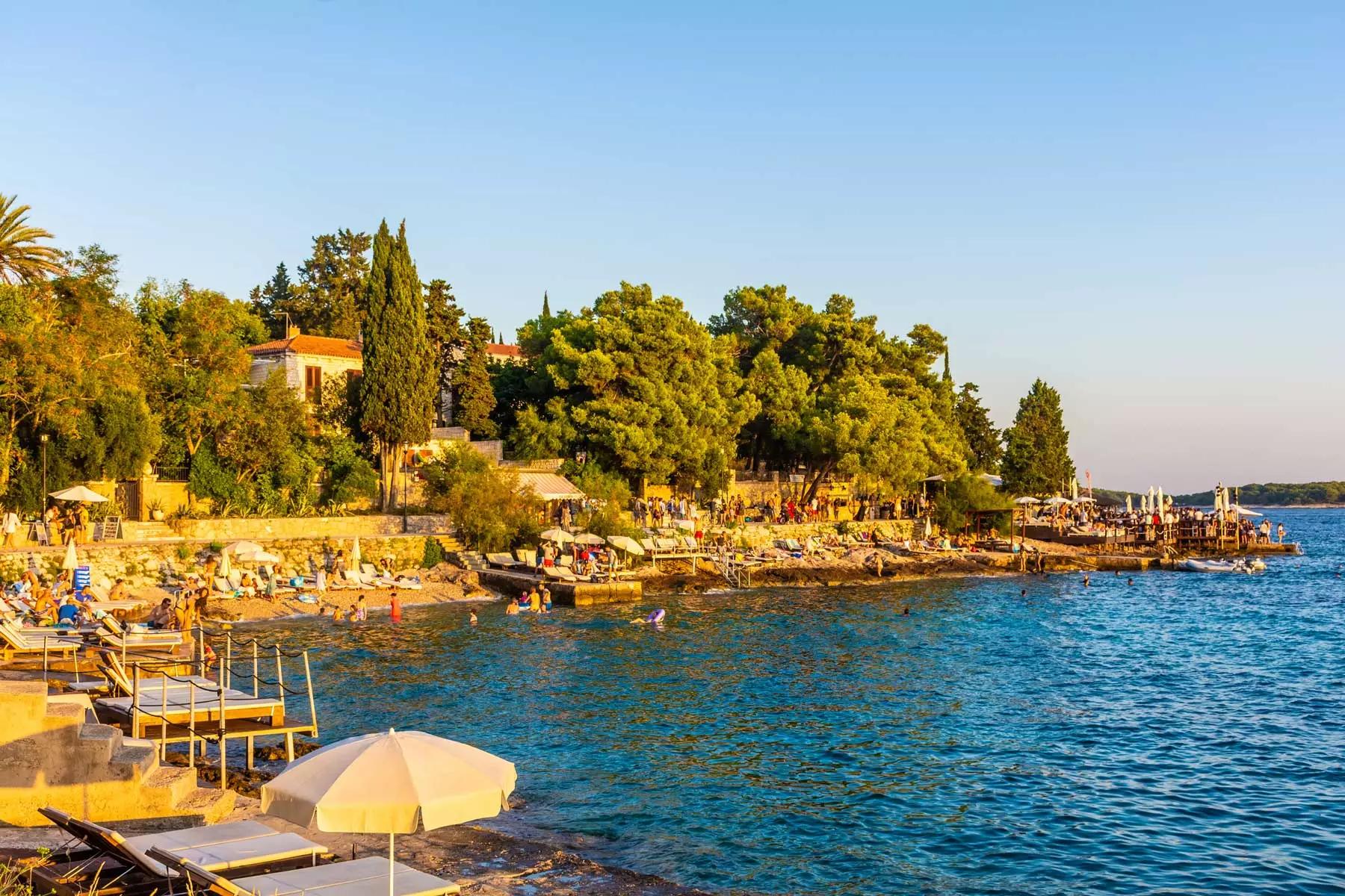 Bela praia na ilha de Hvar, Croácia