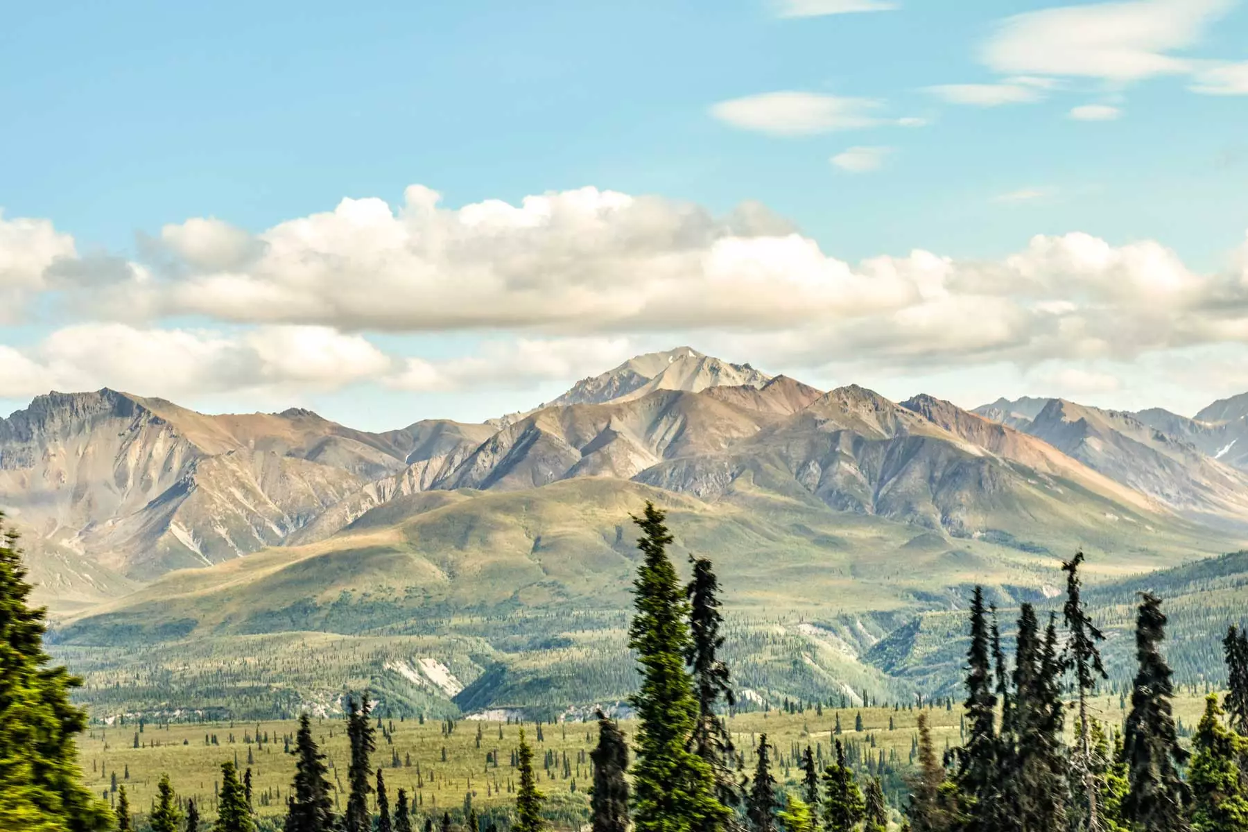 A King Mountain, localizada perto do rio Matanuska, é uma bela cena.