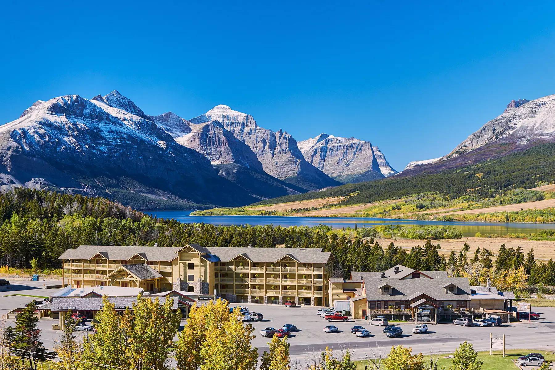 Veduta aerea del Great Bear Lodge nel villaggio di St. Mary