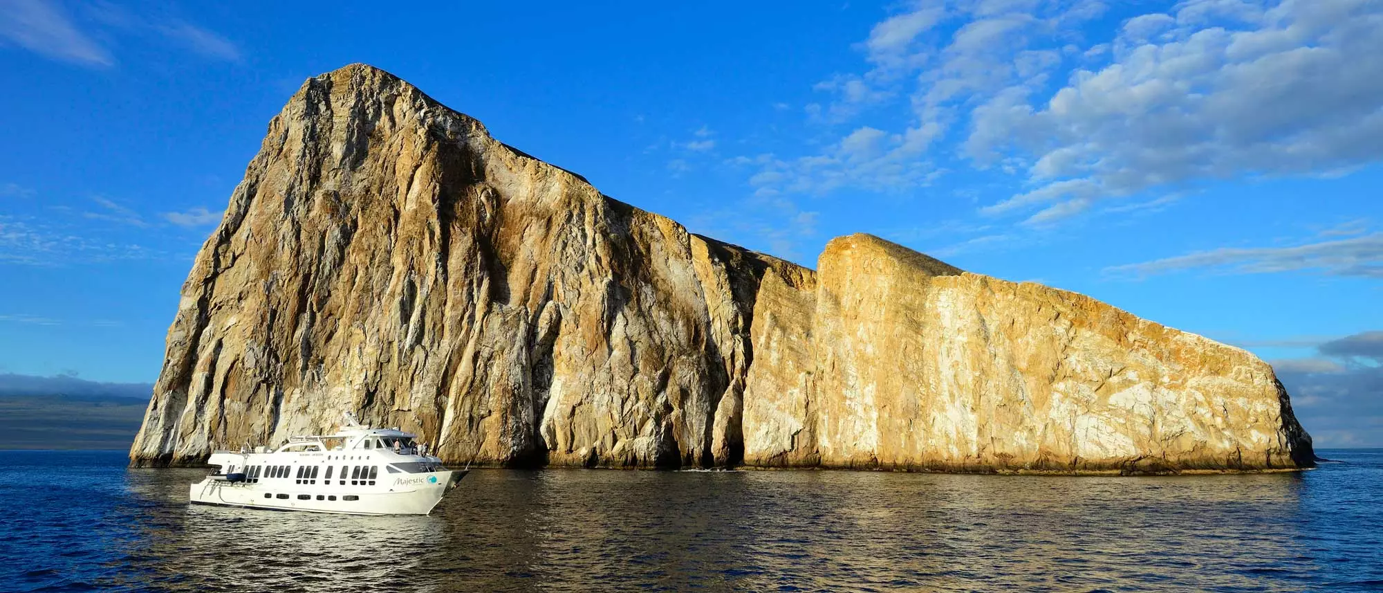 Kruiz gəmisi, turist yaxtası Kickers Rock, Roca Leon Dormido, San Christobal Island, Galapagos, Ekvador