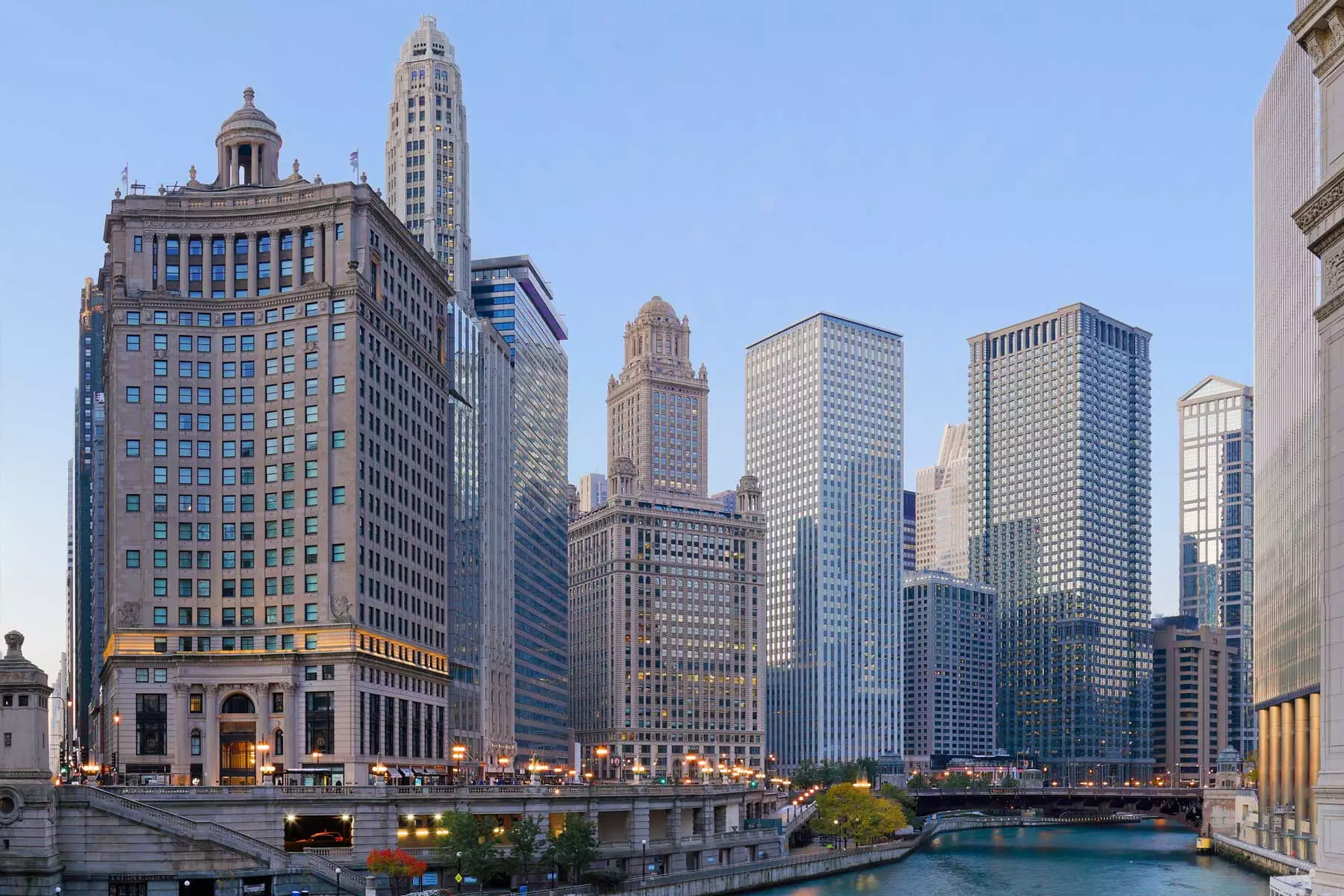 Pemandangan awan ing gedung pencakar langit sing ana ing kali Chicago.