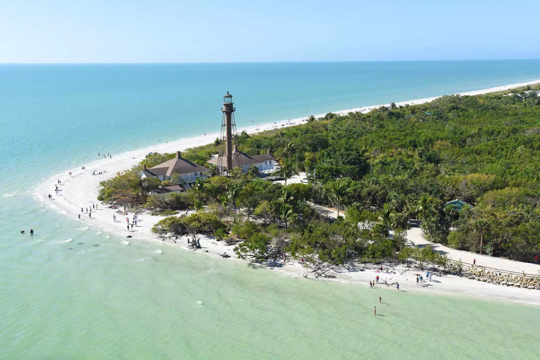 Vista aérea do faro e das augas claras da costa da illa de Sanibel, Florida