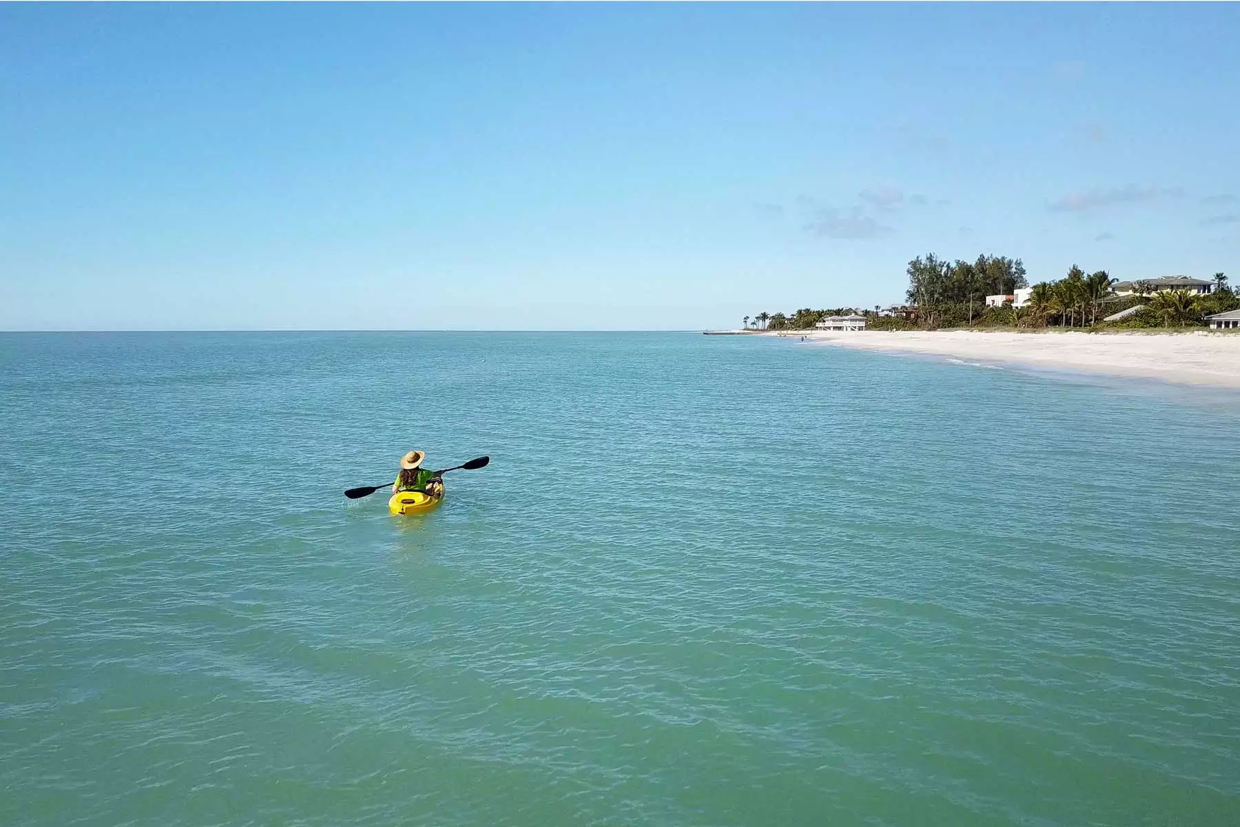 Un kayakista na costa de Longboat Key, Florida