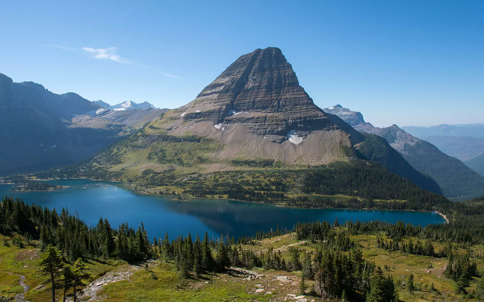 ZDRUŽENE DRŽAVE - 2013/09/15: Pogled na goro Bearhat nad Hidden Lake na prelazu Logan v narodnem parku Glacier, Montana, Združene države Amerike. (Fotografija Wolfganga Kaehlerja/LightRocket prek Getty Images)