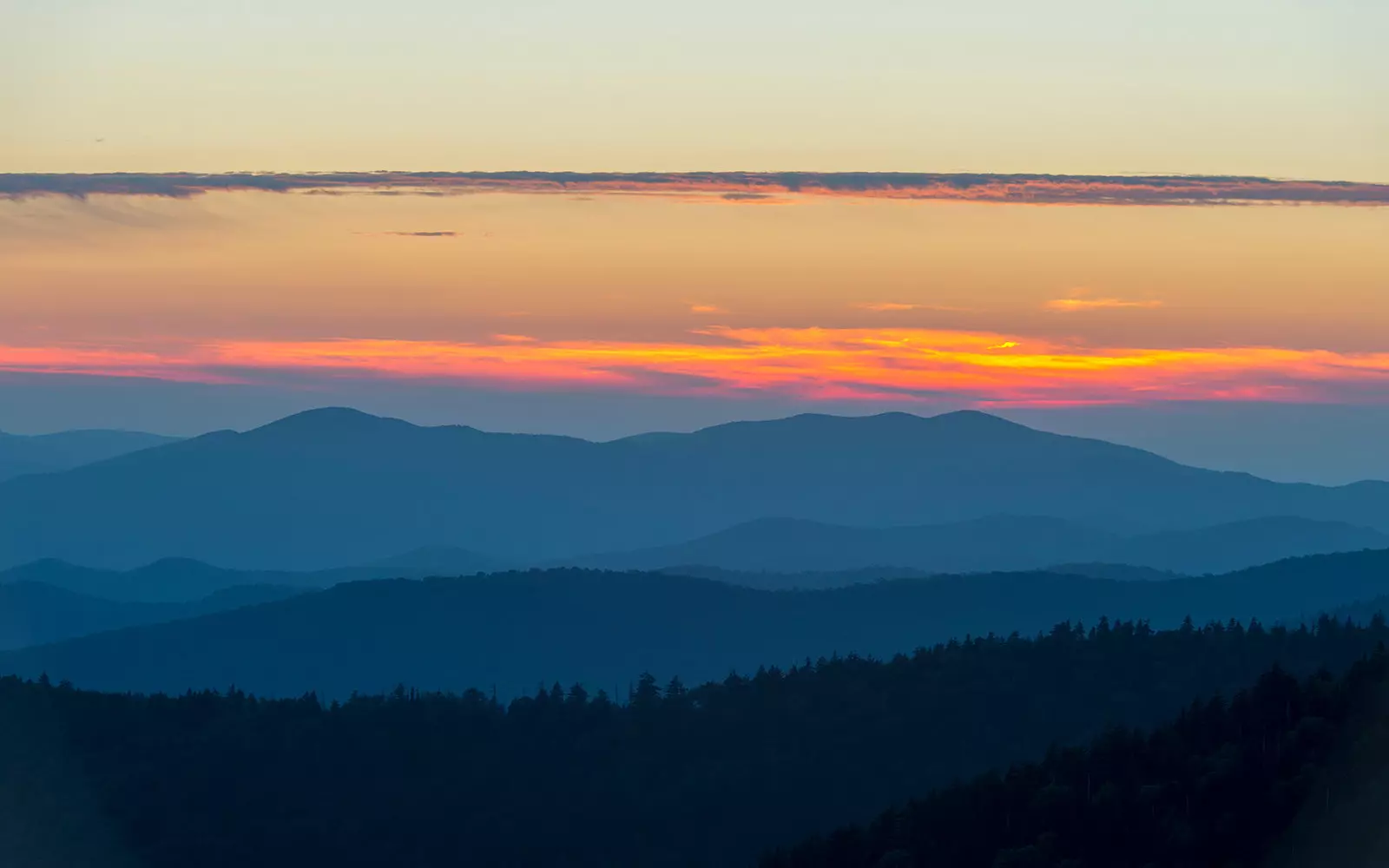 ZDRUŽENE DRŽAVE - 2015/09/18: Pogled na narodni park Great Smoky Mountains v Severni Karolini v ZDA ob sončnem zahodu s parkirišča Clingman?s Dome. (Fotografija Wolfganga Kaehlerja/LightRocket prek Getty Images)