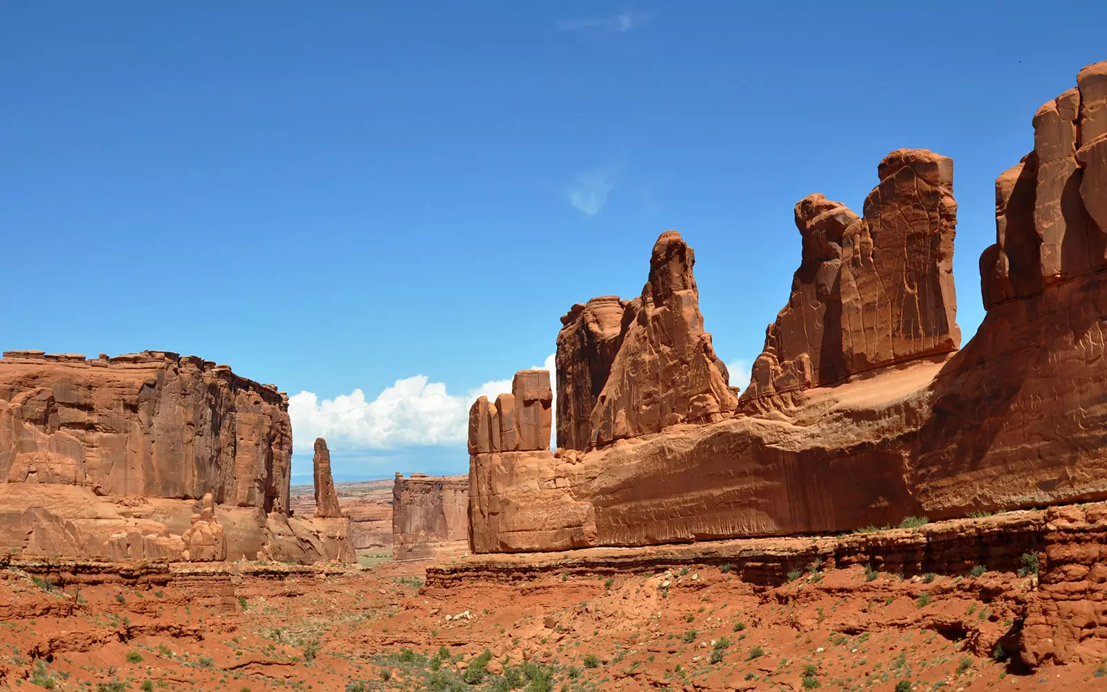 ARCHES NATIONAL PARK, UT - 20 SEPTEMBRE 2011 : formations de grès et canyon connu sous le nom de Park Avenue dans Arches National Park près de Moab, Utah. (Photo de Robert Alexander/Photos d'archives/Getty Images)