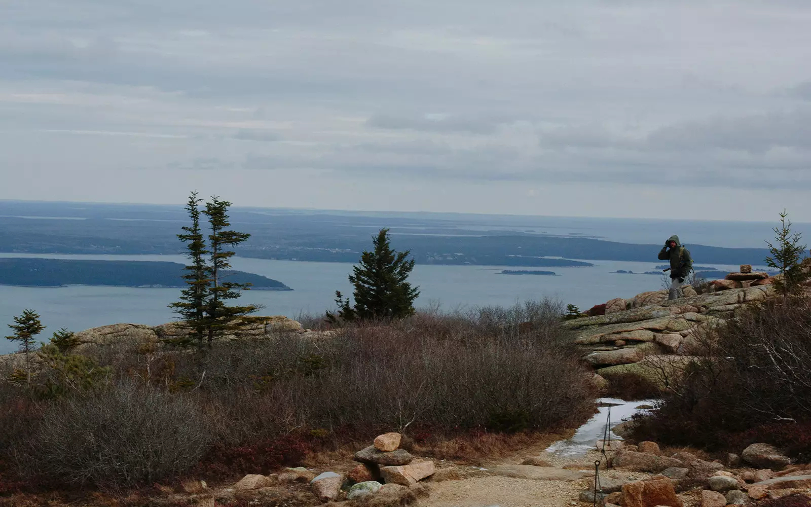 PARC NATIONAL ACADIA, ME - 22 NOVEMBRE: Andrew Coleman s'approche du sommet de la montagne Cadillac dans le parc national Acadia le samedi 22 novembre 2014 (Photo de Whitney Hayward / Portland Press Herald via Getty Images)