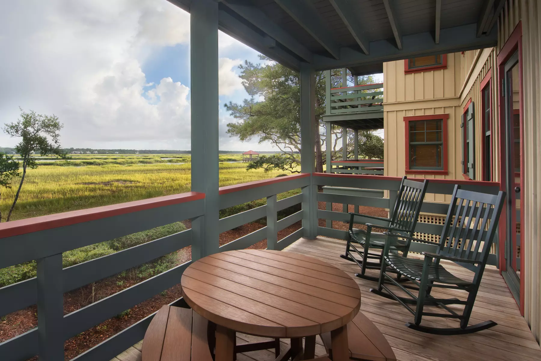 Sa gawas nga balkonahe nga adunay mga lingkuranan sa Hilton Head Island Resort sa Disney