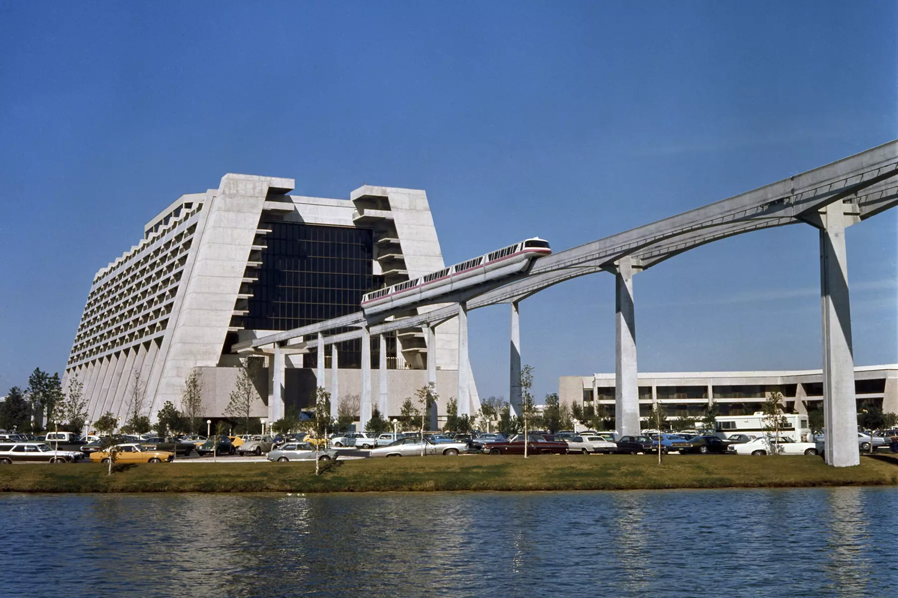 Disney's Contemporary Resort en de Walt Disney World Monorail in 1975 in Walt Disney World Resort in Lake Buena Vista, Fla.