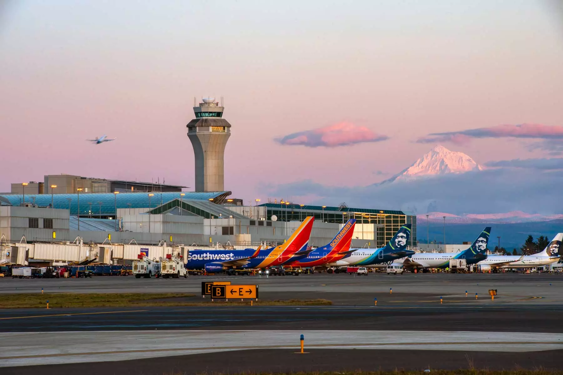 Portland International Airport ved solopgang med bjergtop