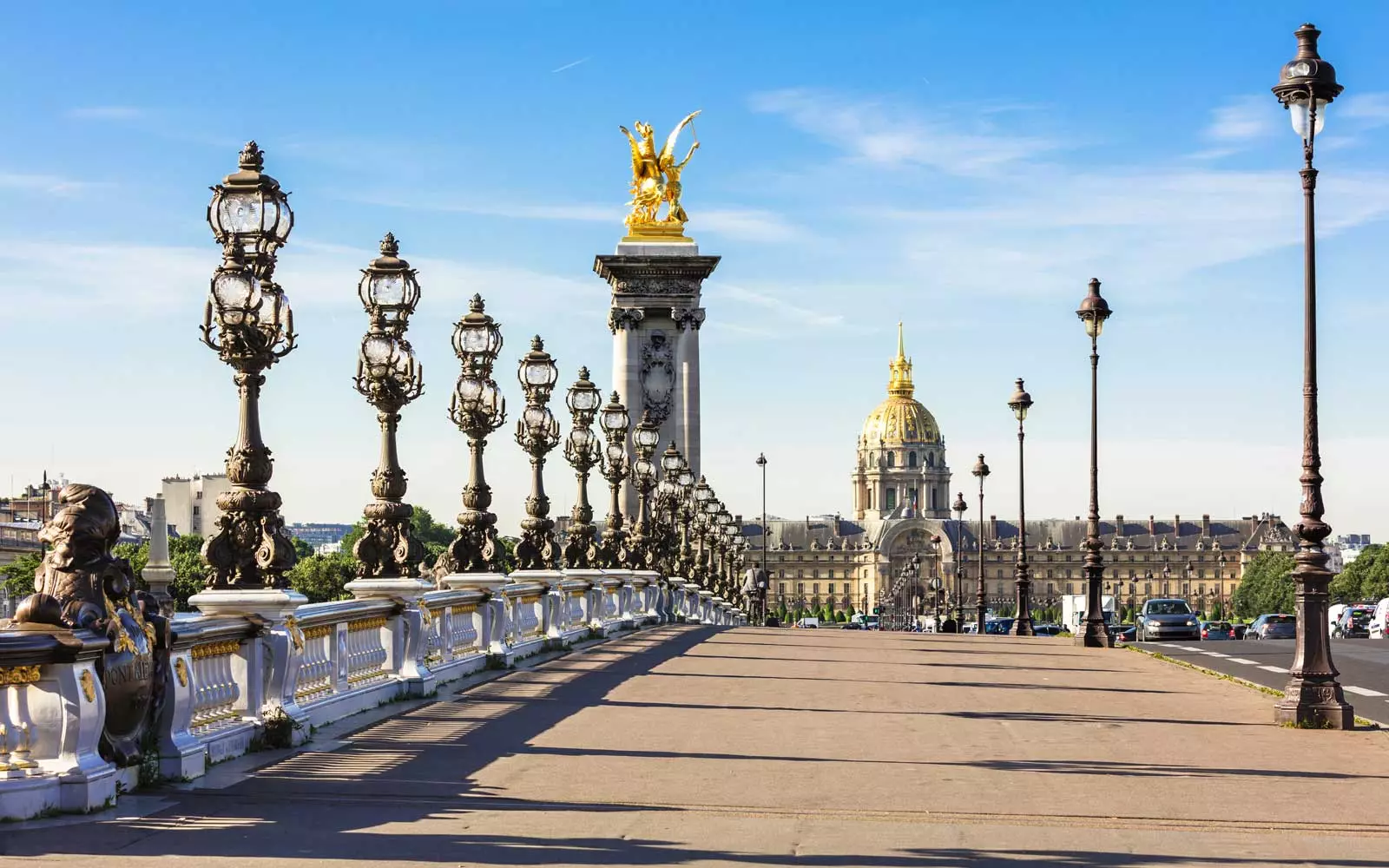 Cầu Pont Alexandre III & Khách sạn des Invalides, Paris, Pháp