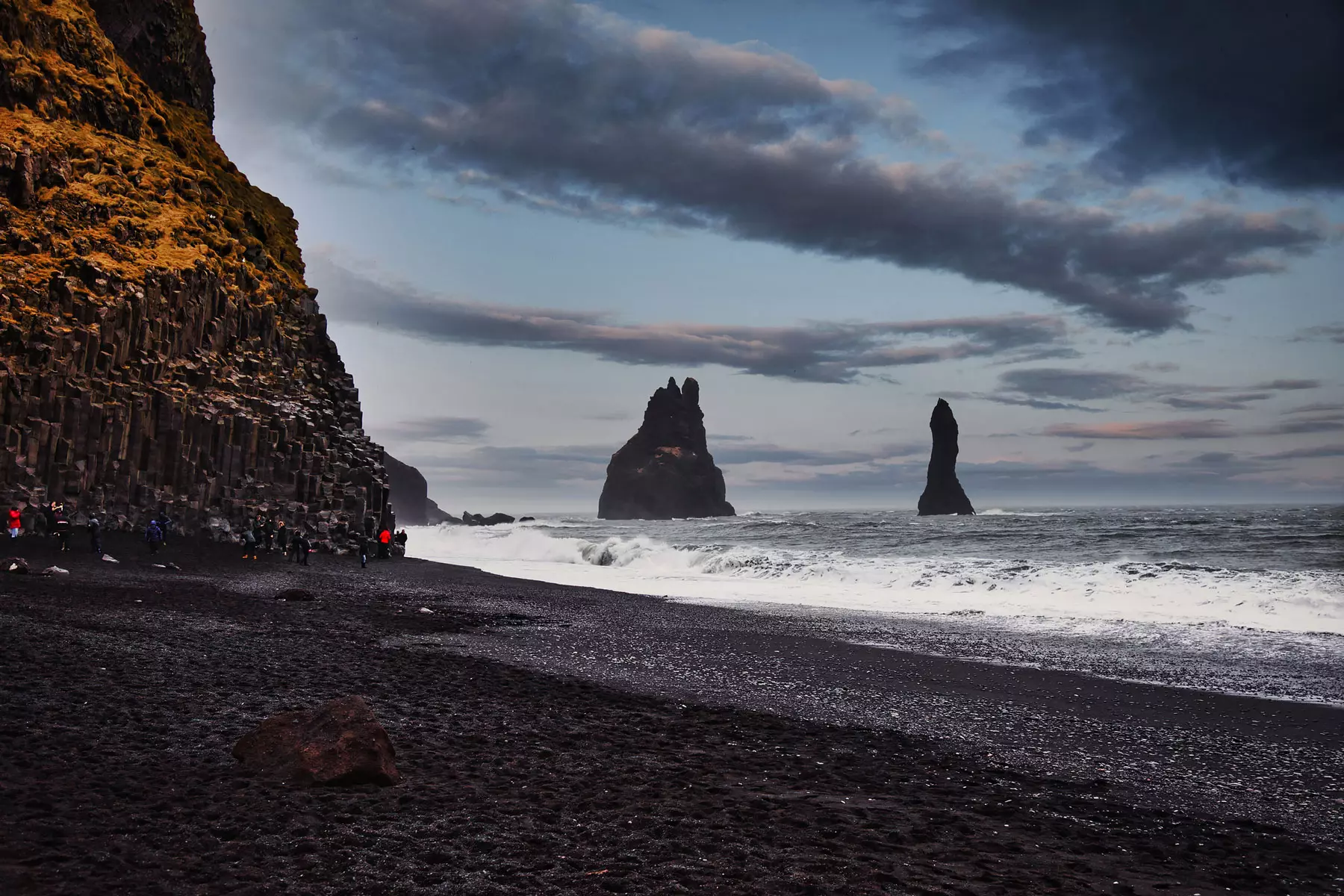 အိုက်စလန်ရှိ Vik အနီးရှိ Black Sand Reynisfjara ကမ်းခြေ