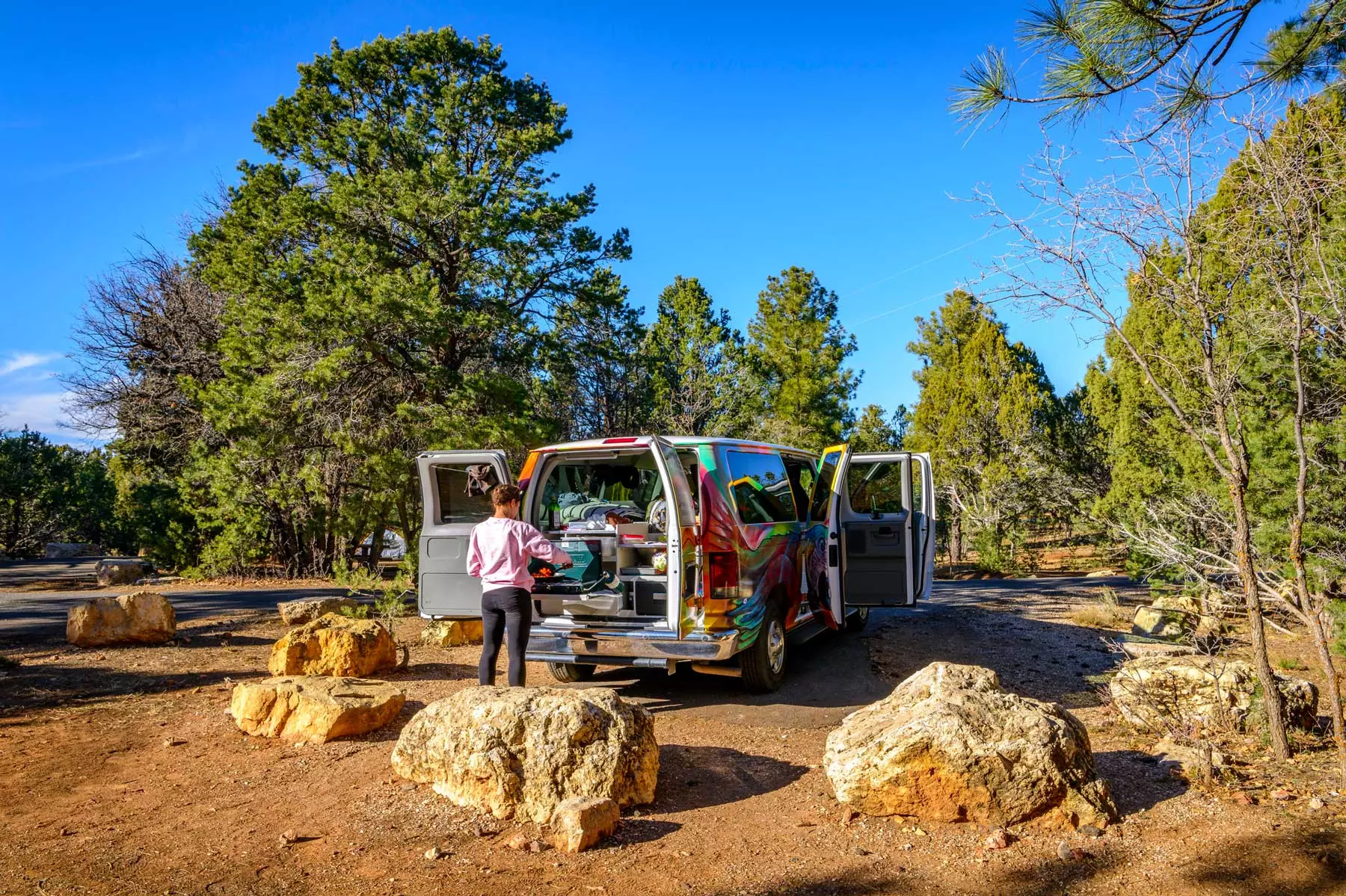 Gənc qadın kamp furqonunun qaz sobasında yemək bişirir, kamp, kamp, RV, Mather düşərgəsi, Grand Canyon Milli Parkı, Cənubi Rim, Tusayan, Arizona yaxınlığında