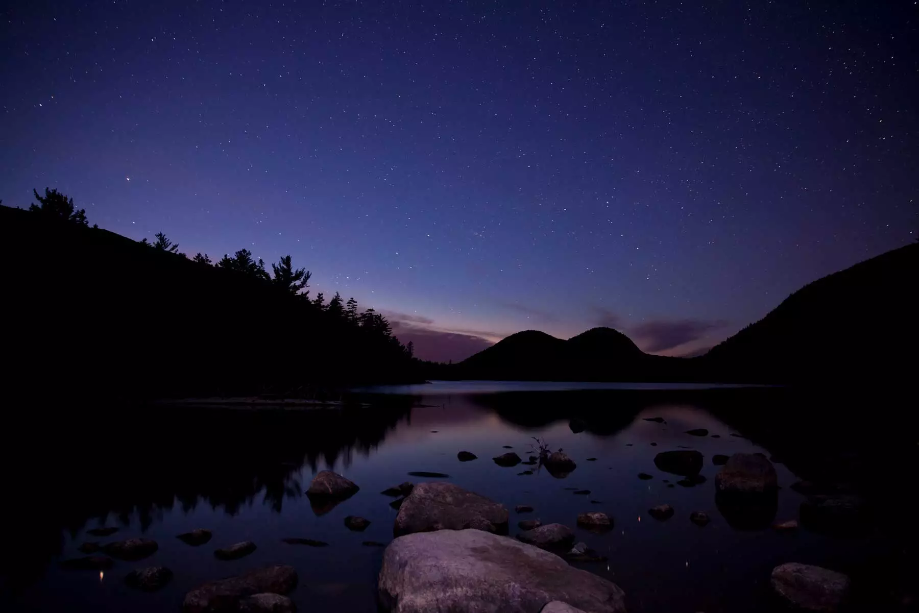 บ่อน้ำจอร์แดนในอุทยานแห่งชาติ Acadia พร้อมดวงดาวยามค่ำคืน