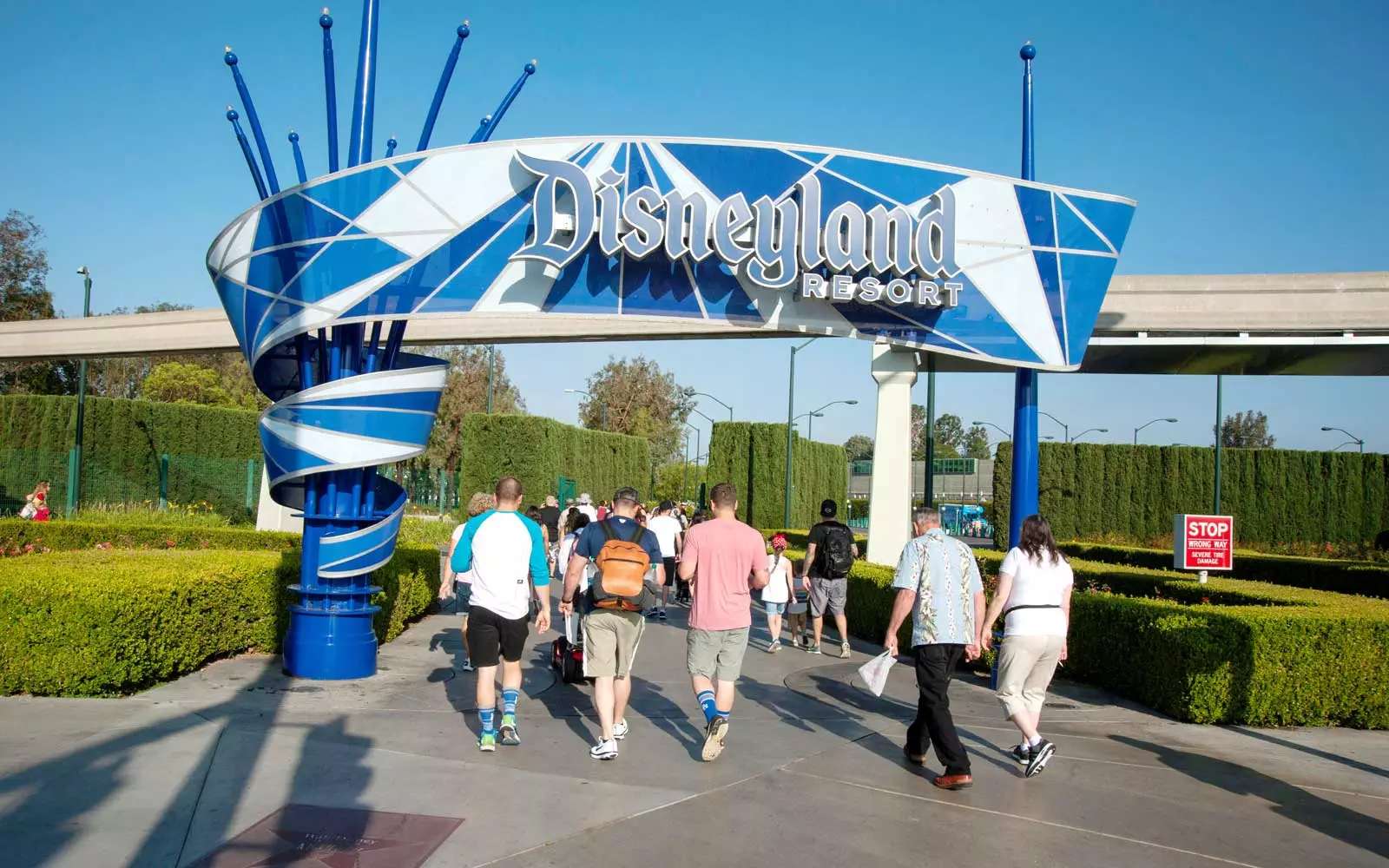 Les visiteurs arrivant à l'entrée de Disneyland Resort à Anaheim, CA