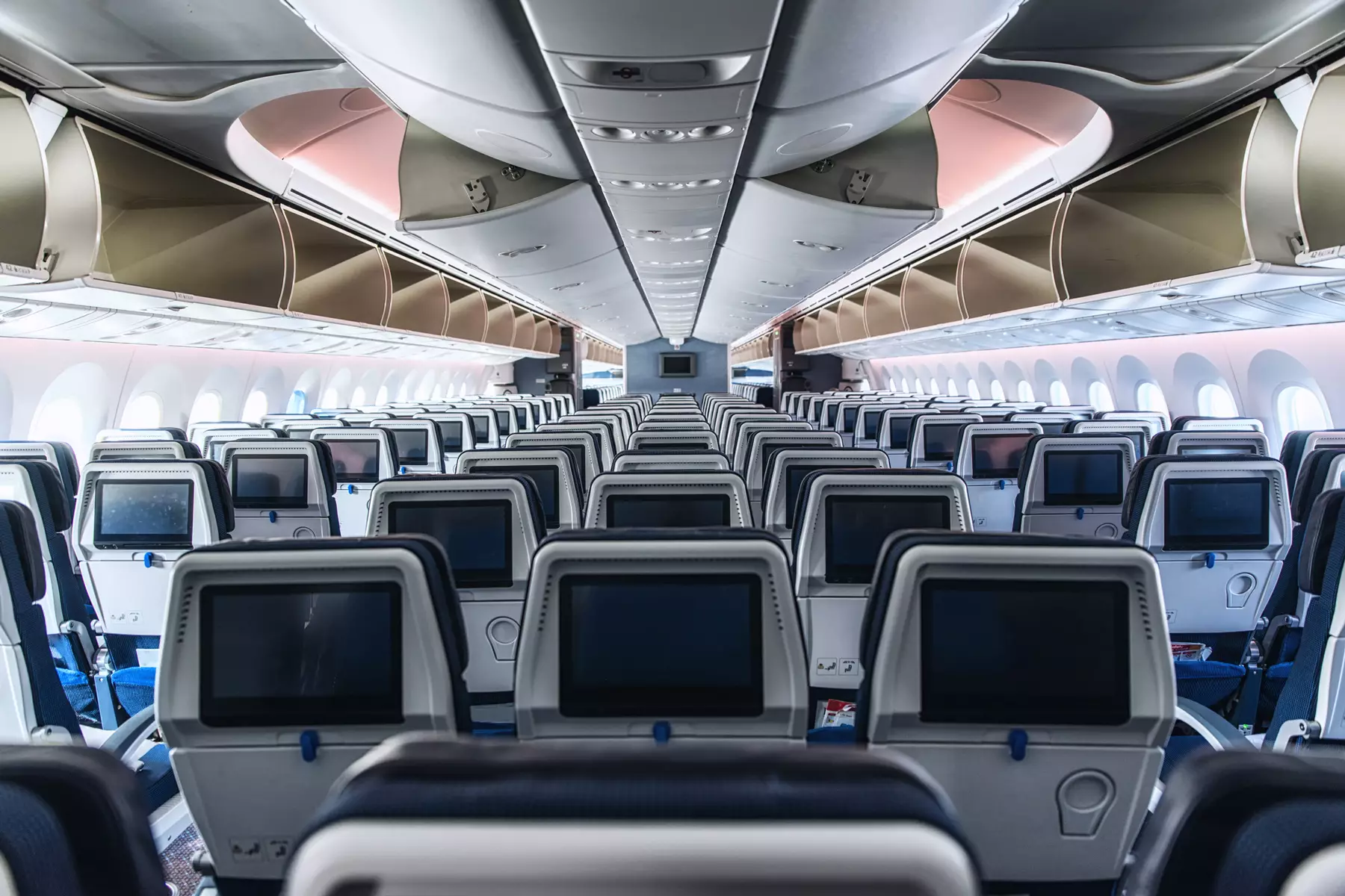 Interior de la cabina d'un avió de passatgers modern (costat ample)