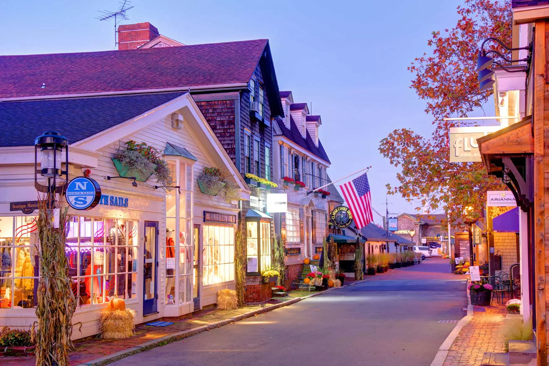 Bowen's Wharf Newportissa, Rhode Islandilla aamunkoitteessa