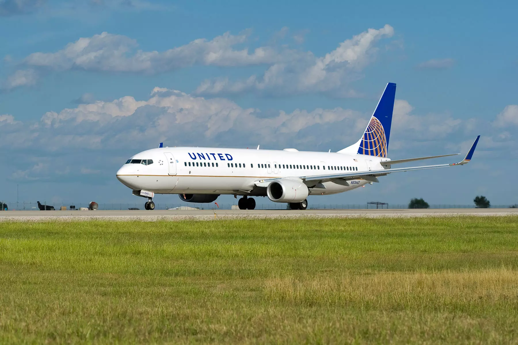 Ytra byrði United Airlines flugvélar á flugbraut