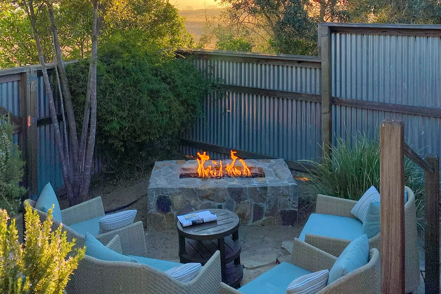 Una llar de foc en una casa de camp del Carneros Resort & Spa