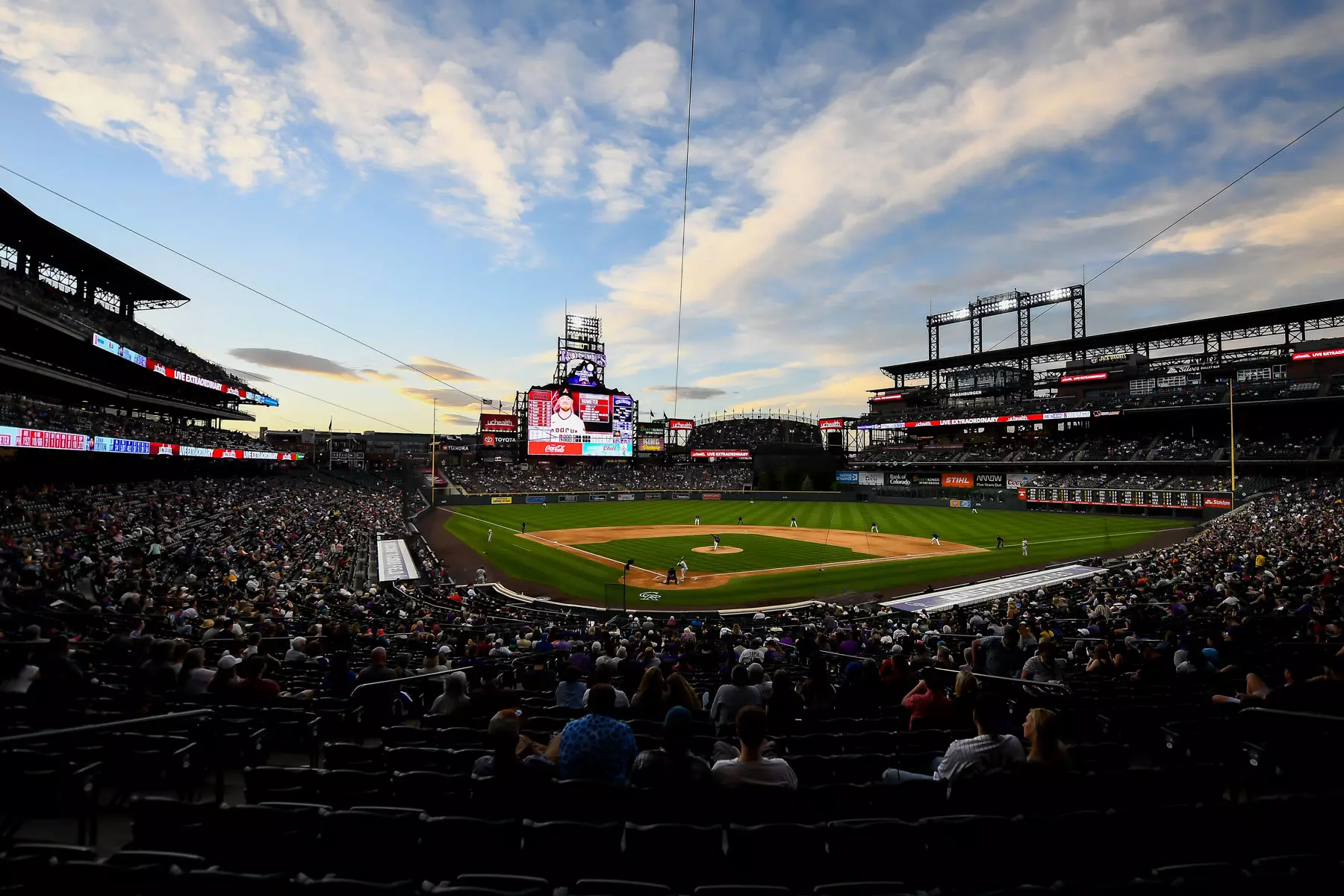 Radharc ginearálta le linn cluiche idir na Colorado Rockies agus na Arizona Diamondbacks ag Coors Field i Denver, Colorado ar 21 Bealtaine, 2021.