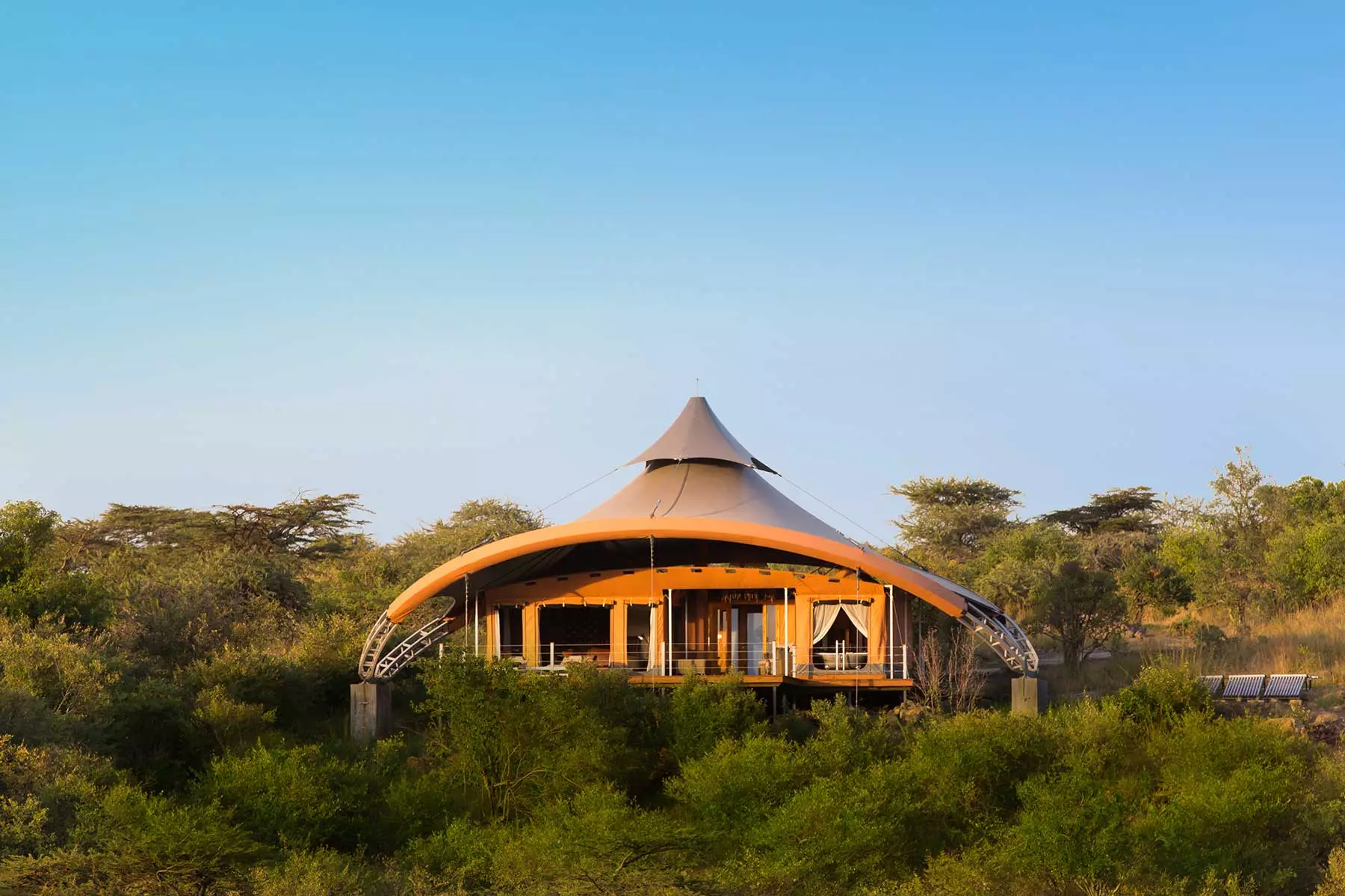 Vanjski pogled na gostinjsku sobu sa šatorima u Mahali Mzuri, proglašenoj za jednu od najboljih safari loža u Africi