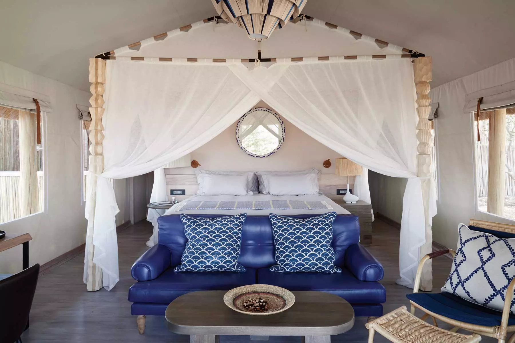 ცისფერი და თეთრი სასტუმრო ოთახი Belmond Savute Elephant Lodge-ში, რომელიც კენჭისყრით იყო აფრიკის ერთ-ერთი საუკეთესო Safari Lodge-ად.