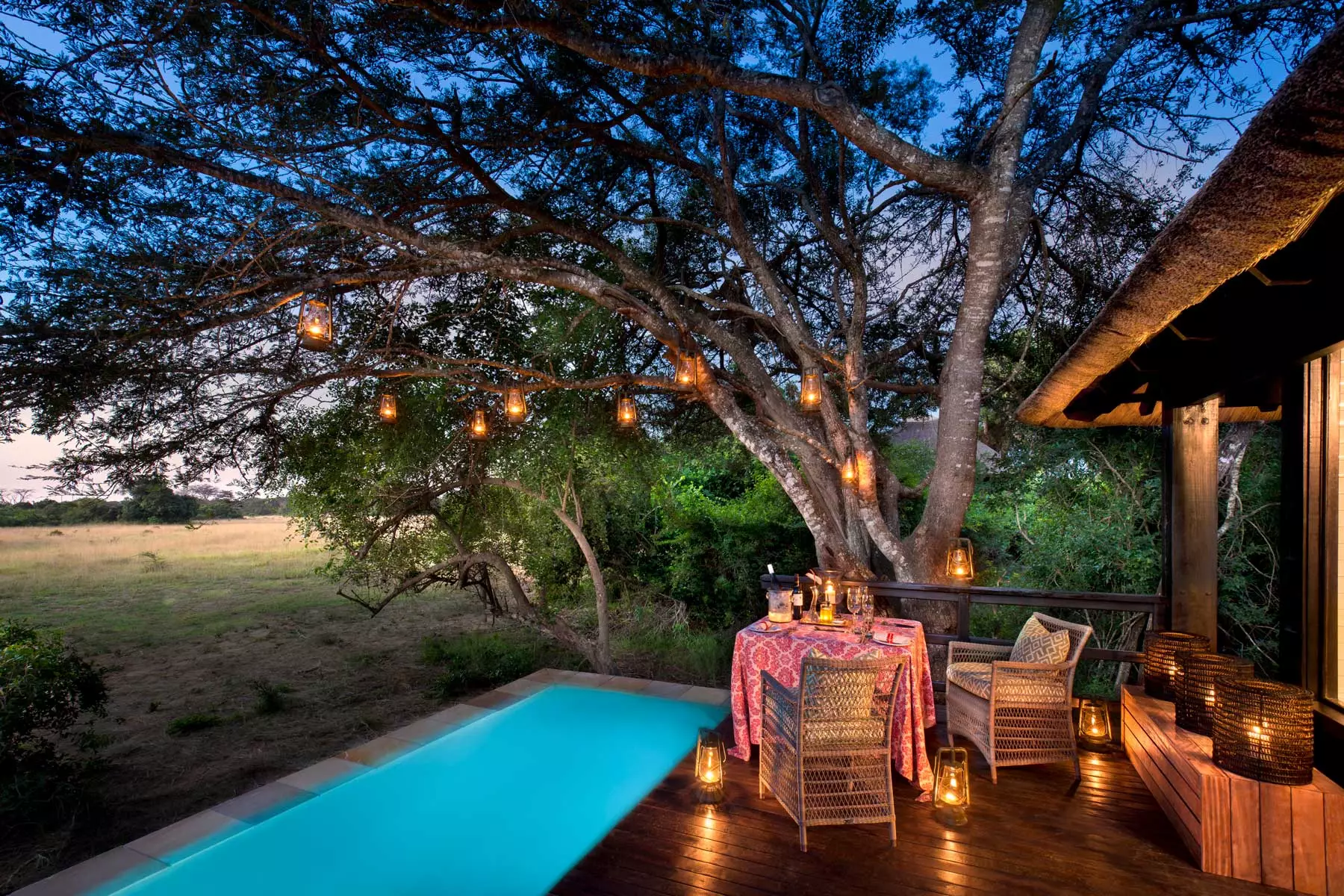 Bể ngâm riêng tại và ngoài nhà nghỉ Phinda Vlei, được bình chọn là một trong những Nhà nghỉ Safari tốt nhất Châu Phi