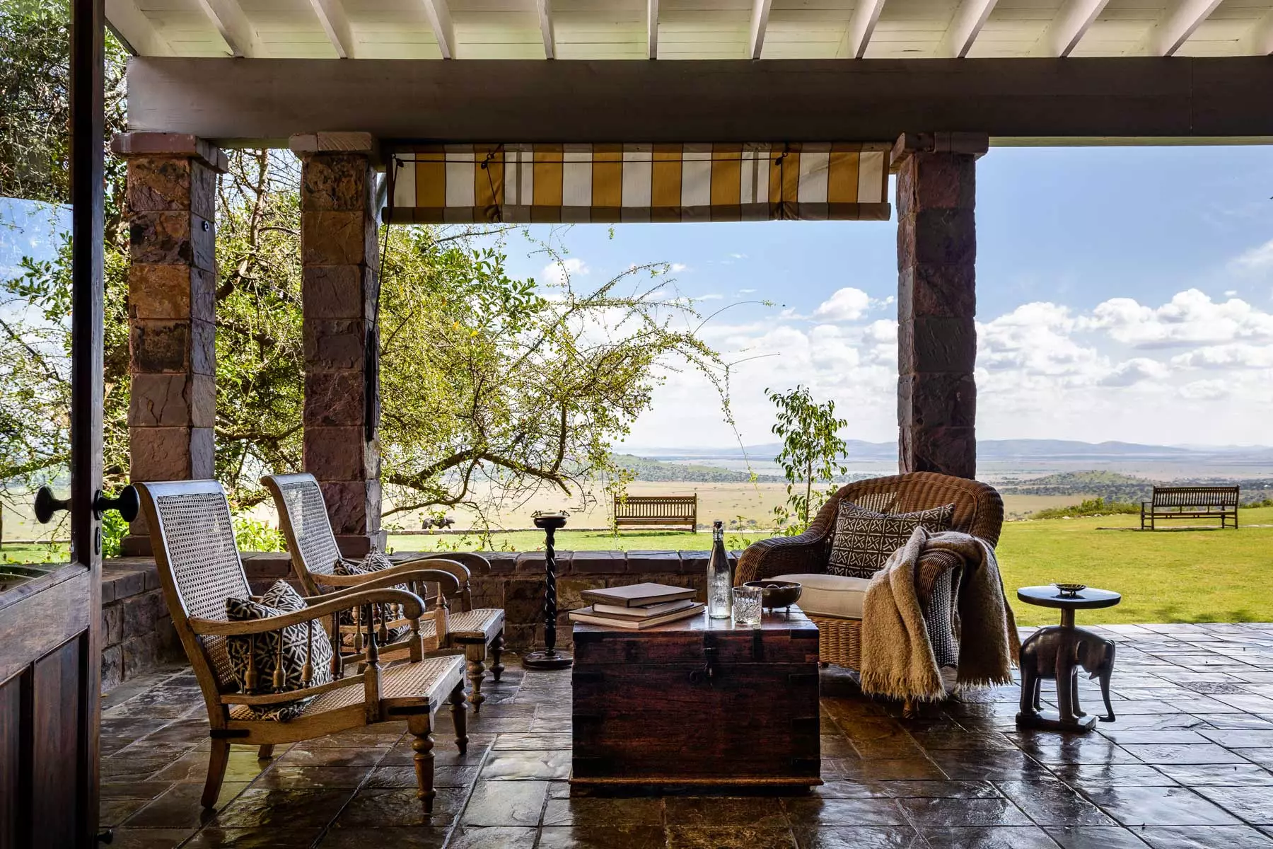 Zona de estar con vistas á paisaxe en Singita Grumeti Sasakwa, elixida como unha das mellores casas de safari de África