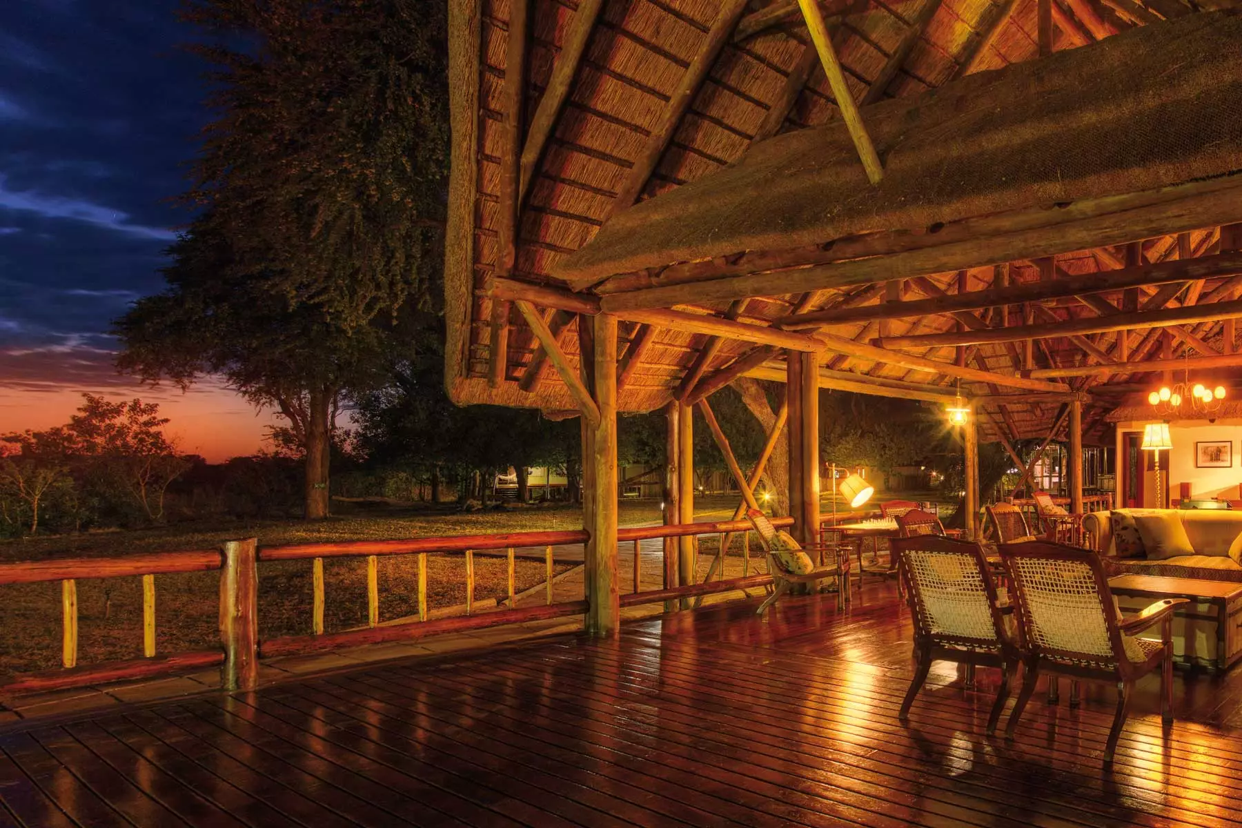 Terraza de cea no Belmond Khwai River Lodge, votada como unha das mellores Africa Safari Lodges