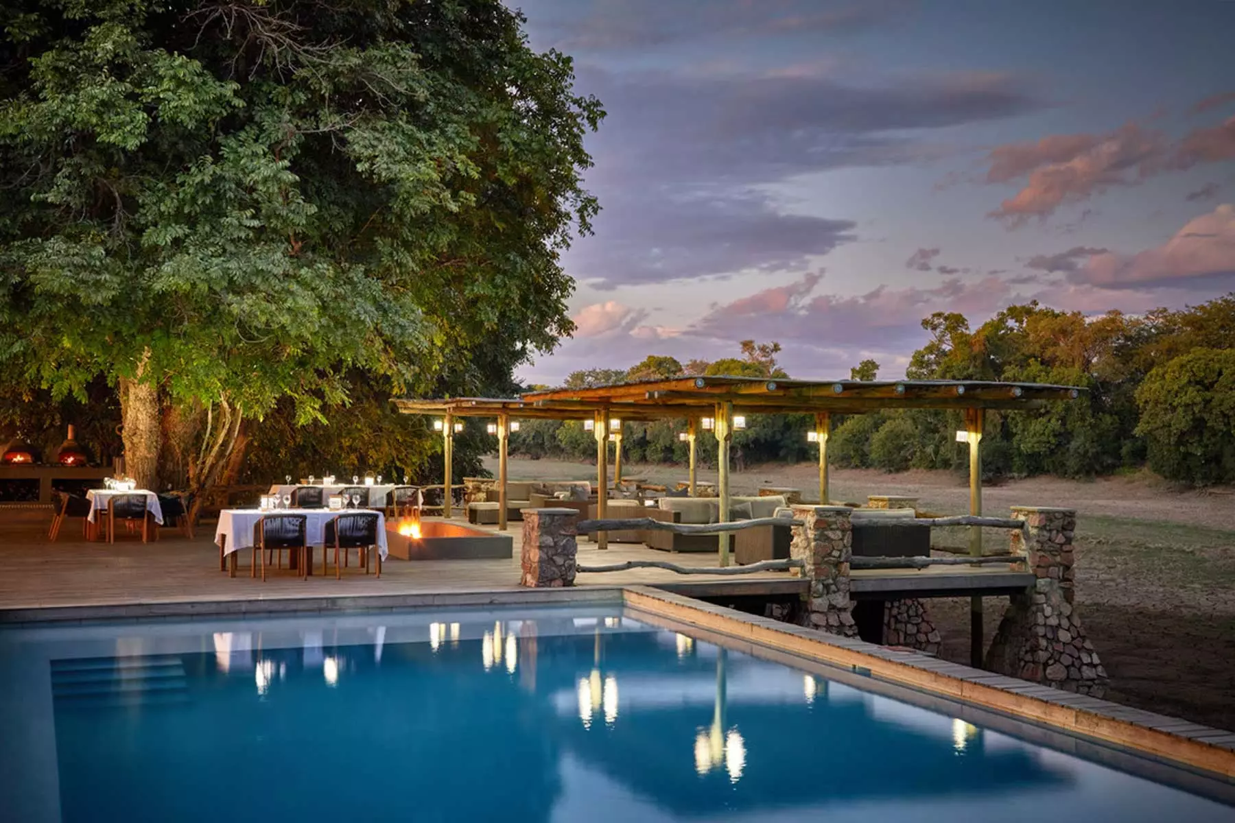 Terasa s bazenom i blagovaonom u kućici Bushcamp Company Mfuwe Lodge, proglašenom za jednu od najboljih safari loža u Africi