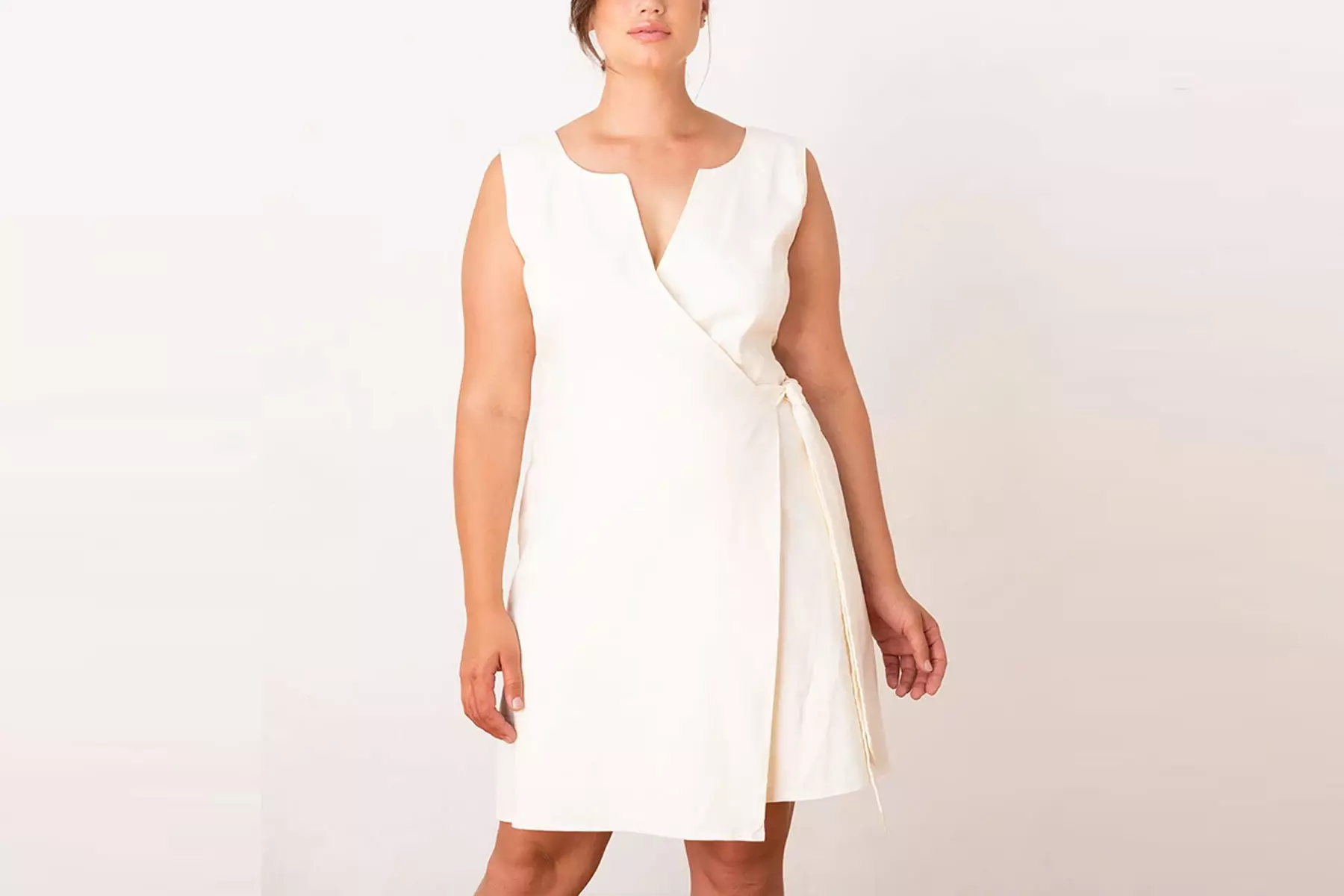 Mulher vestindo vestido branco/creme