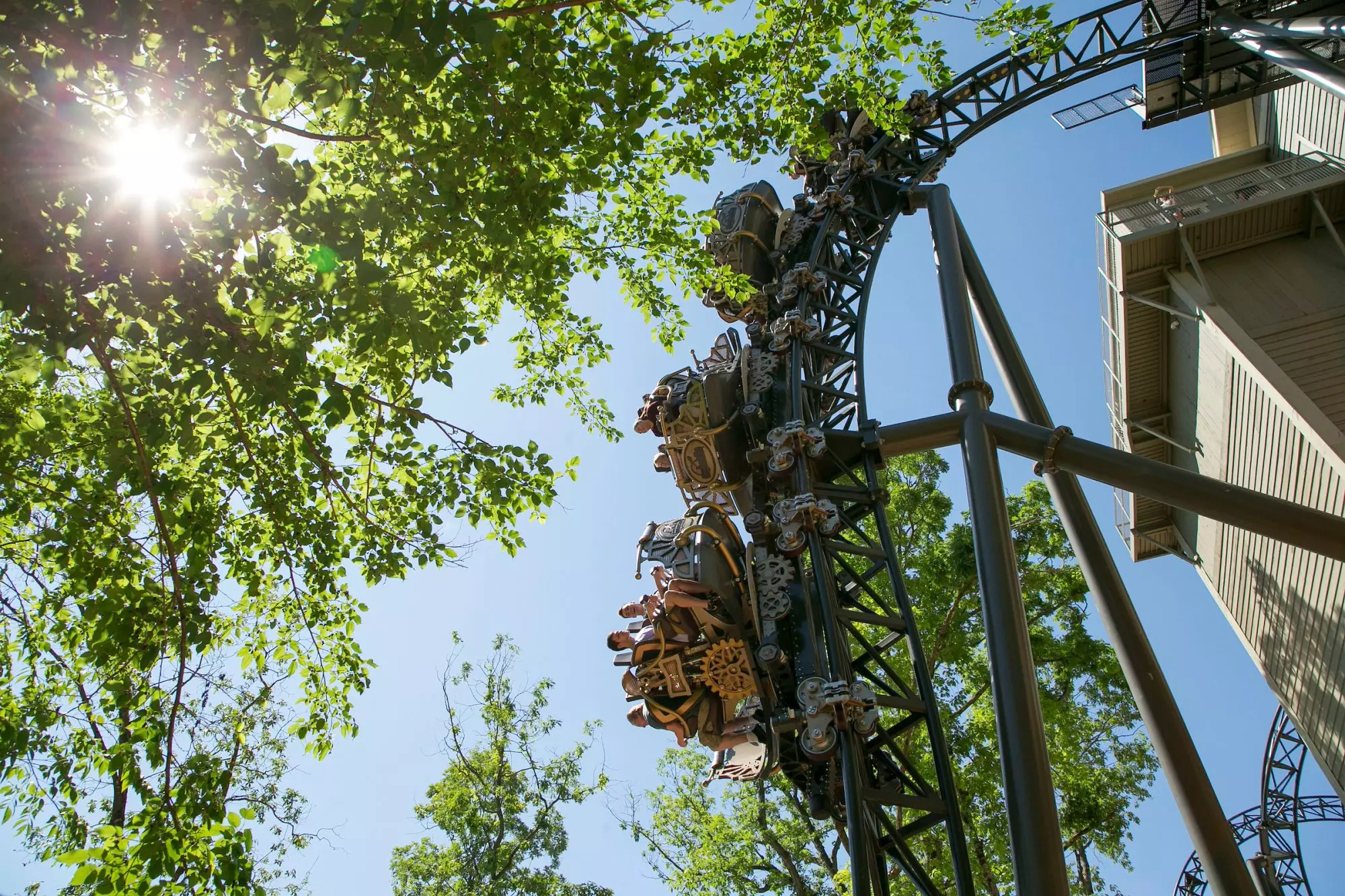 Minsken op draaiende rollercoaster