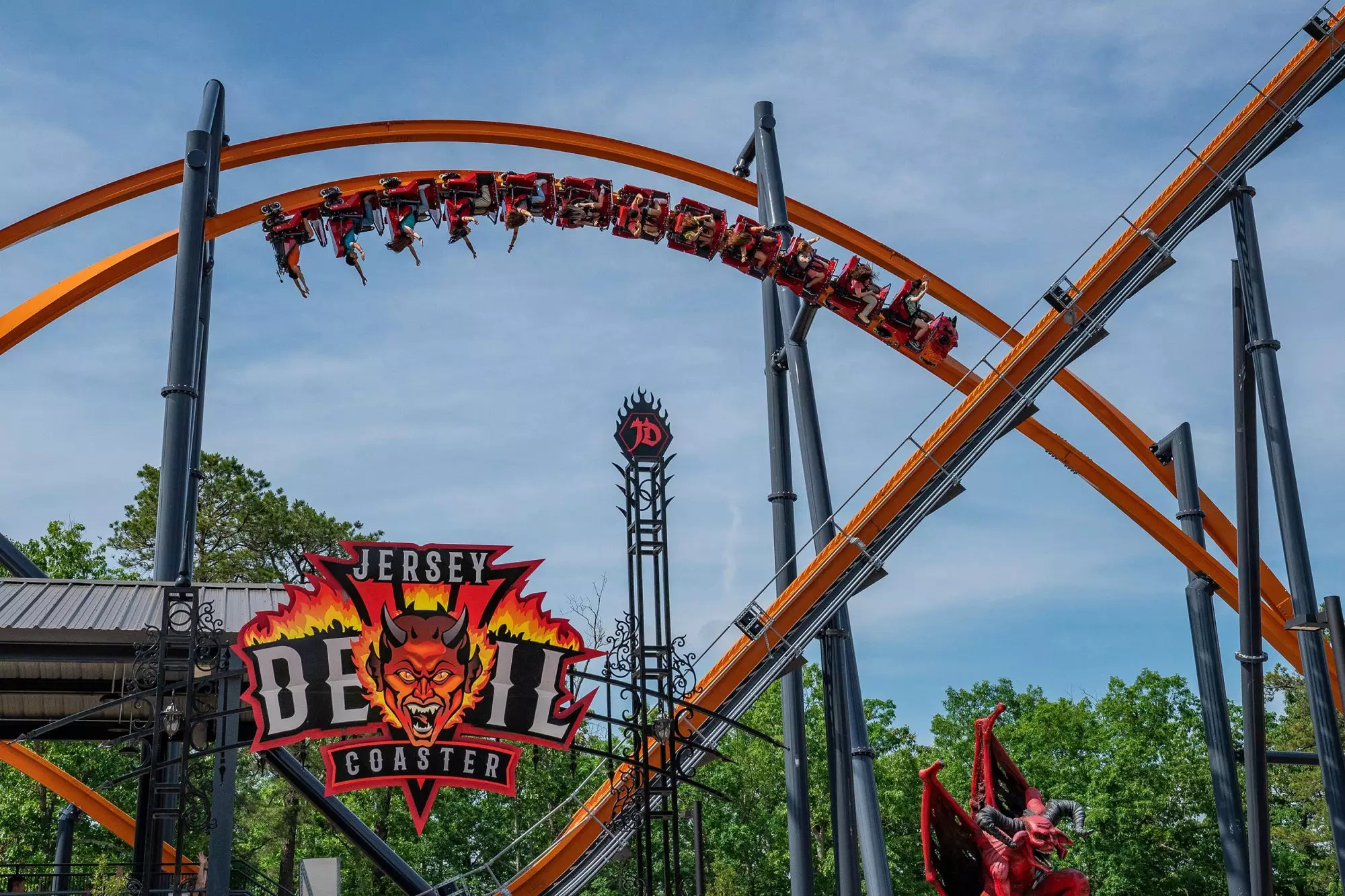 Jersey Devil Coaster ပေါ်တွင် ဇောက်ထိုး စီးနင်းနေကြသူများ။