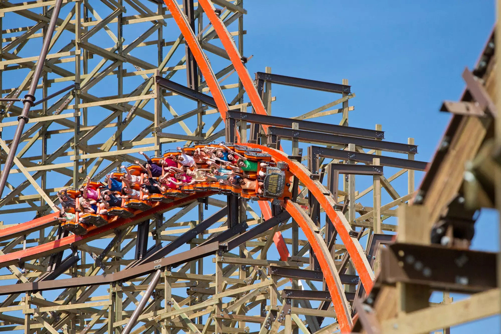 Roller coaster mandeha manodidina ny fiolahana.