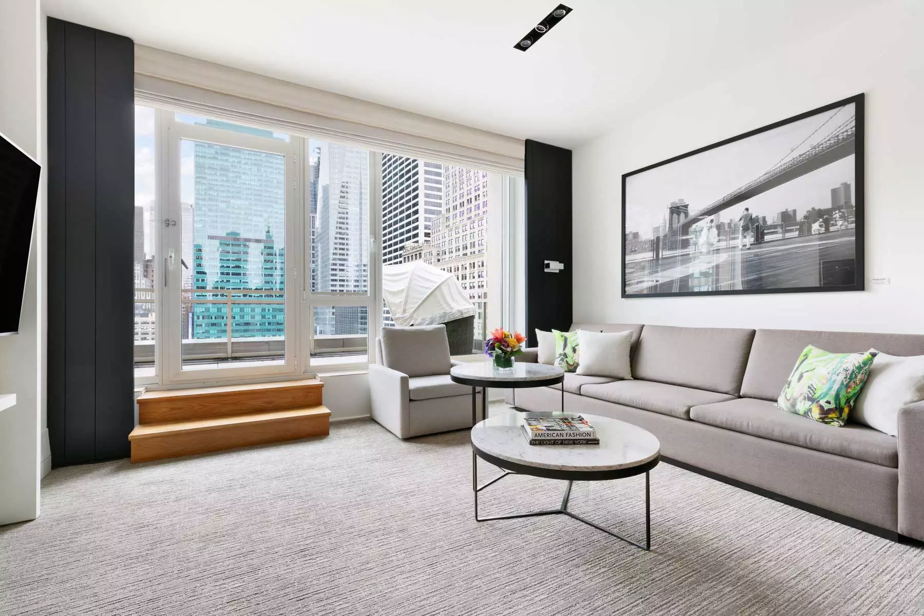 Una suite para invitados con vistas a la ciudad en Andaz 5th Avenue, votado como uno de los mejores hoteles de la ciudad de Nueva York