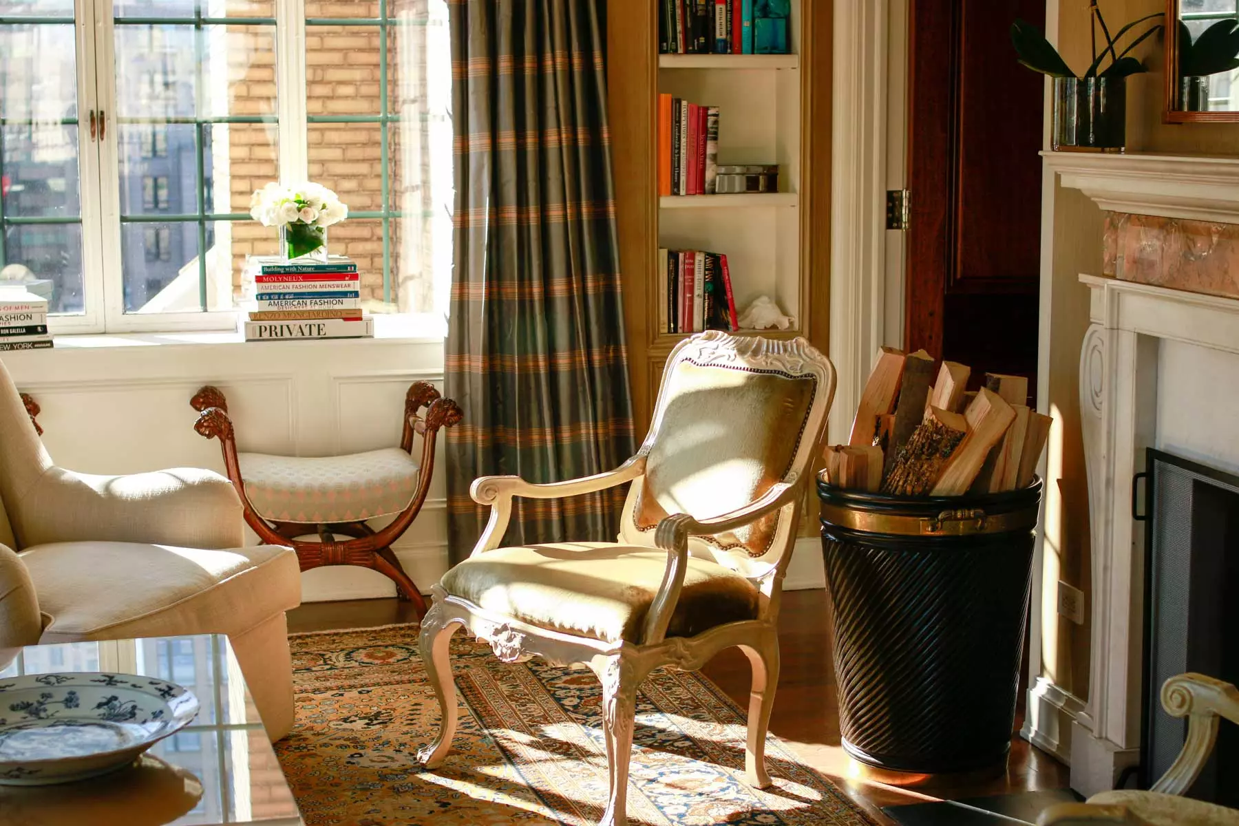 Pemandangan area tempat duduk di kamar tamu di The Lowell, terpilih sebagai salah satu hotel terbaik di New York City