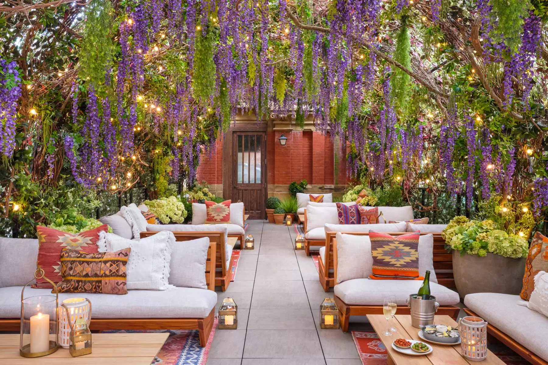 Teras berselubung wisteria di The Beekman, terpilih sebagai salah satu hotel terbaik di New York City
