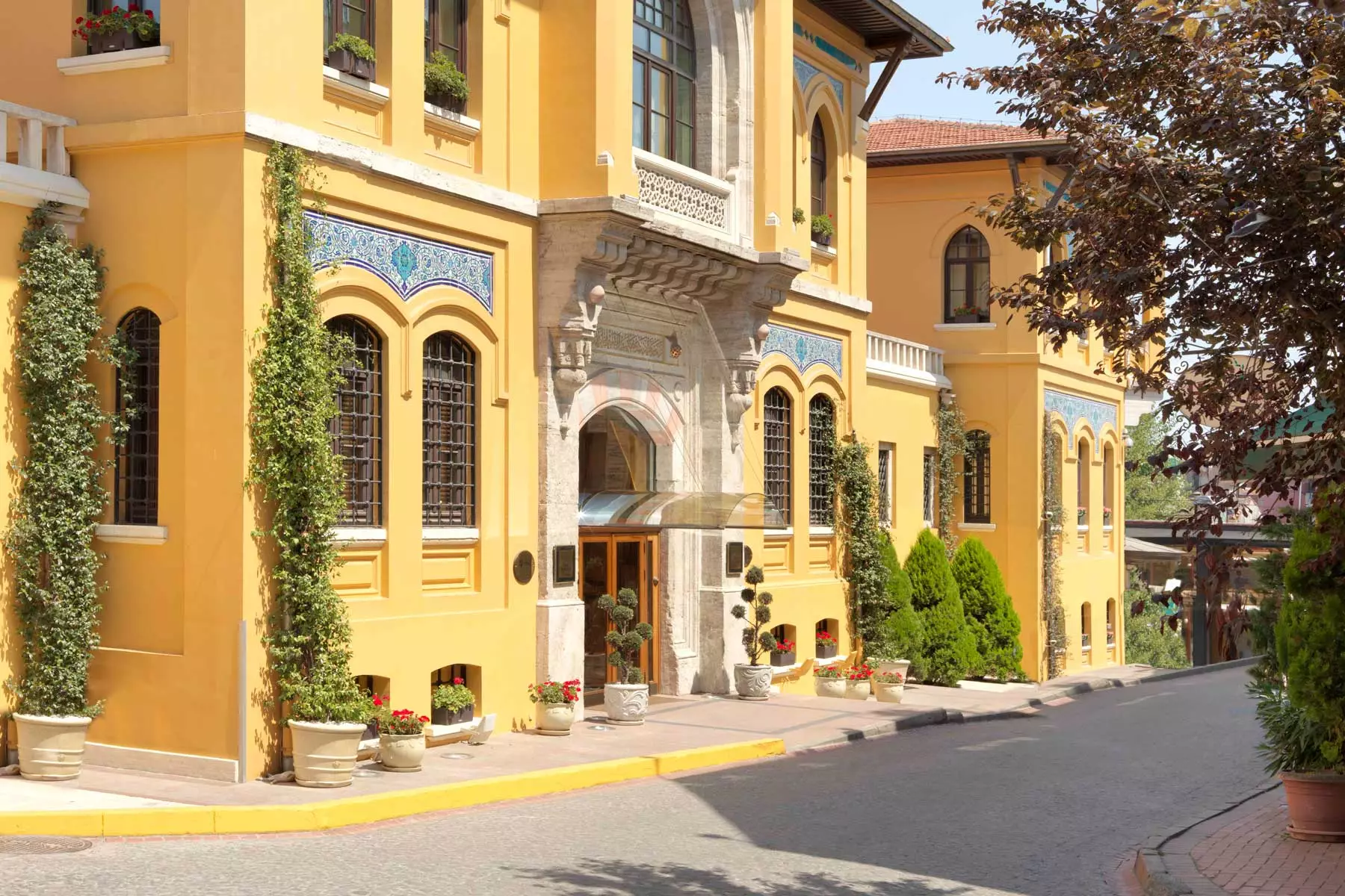 Extérieur jaune du Four Seasons Hotel Istanbul à Sultanahmet, élu l'un des meilleurs hôtels au monde