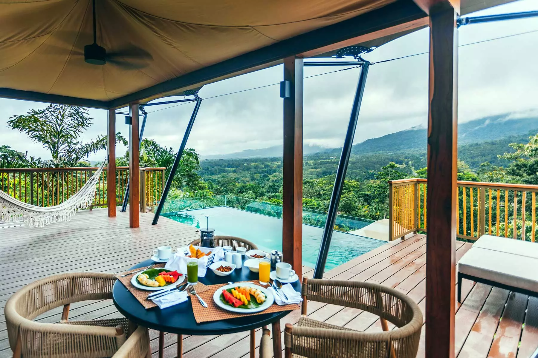 Vue depuis une tente d'hôtes au Nayara Tented Camp, élu l'un des meilleurs hôtels au monde