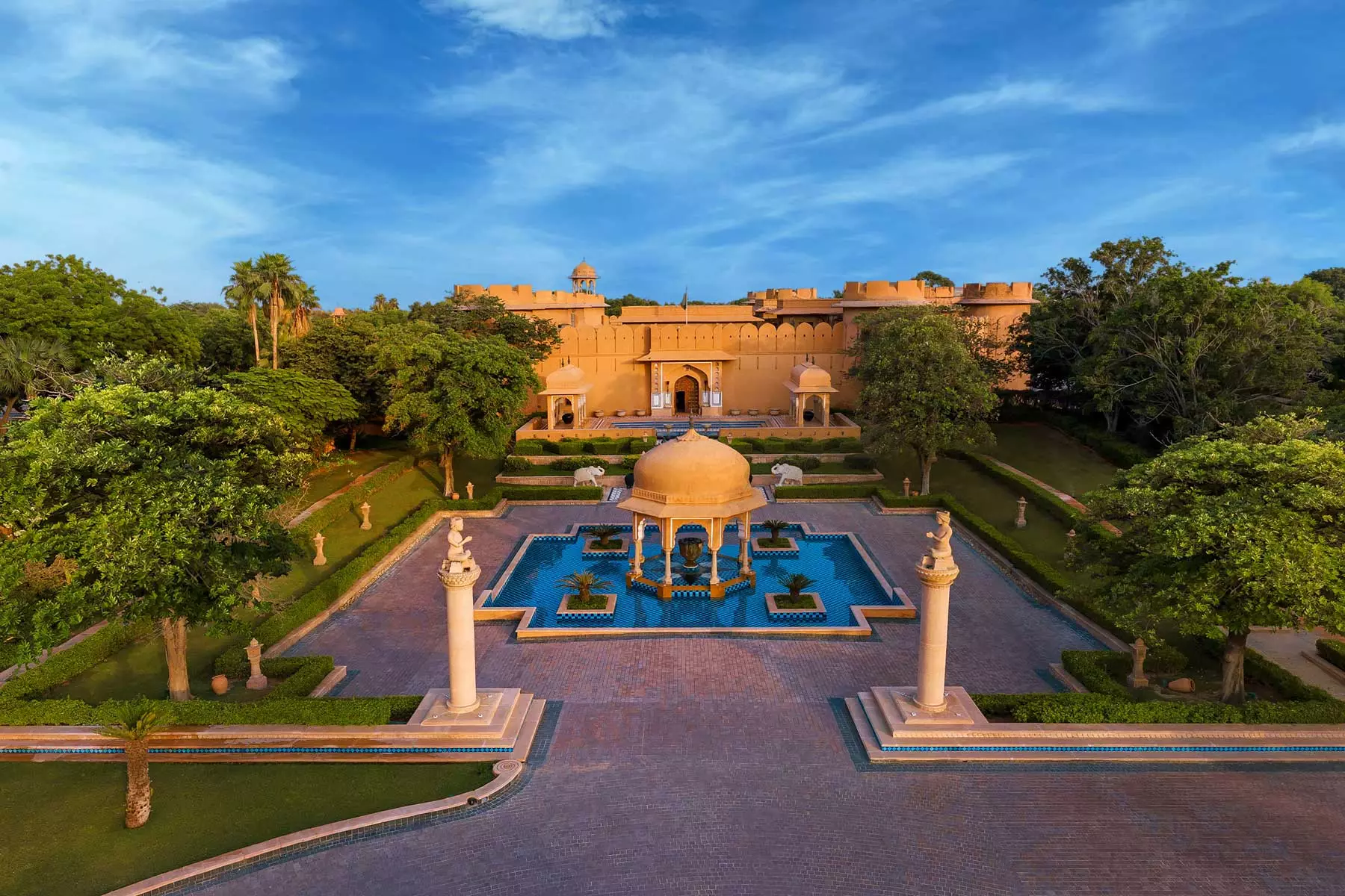 Luchtfoto van een binnenplaats aan de Oberoi Rajvilas, uitgeroepen tot een van de beste hotels ter wereld